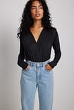 Overlap V-Neck Body Black | NA-KD