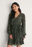 Structured Overlap V-Neck Dress Flower | NA-KD