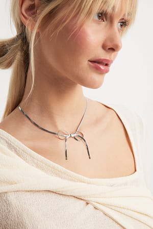 Bow Necklace Silver | NA-KD