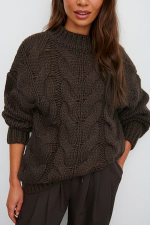 Strickpullover mit Zopfmuster Braun | NA-KD