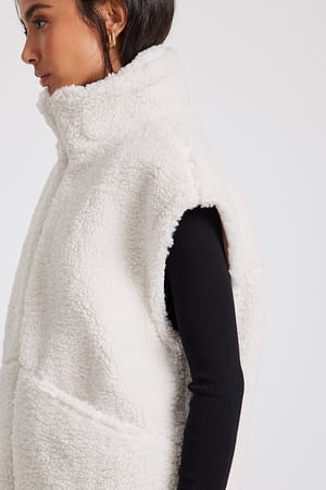 Long Zipped Teddy Vest Offwhite | NA-KD