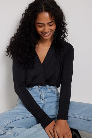 Overlap V-Neck Body Black | NA-KD