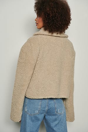 Short Fluffy Teddy Jacket Beige | NA-KD