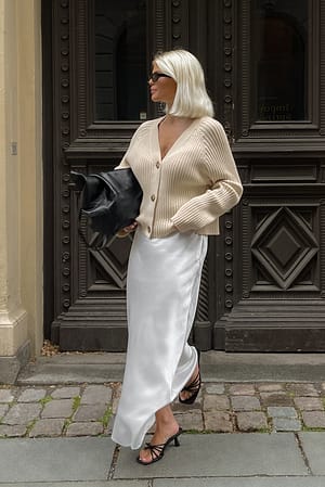 Ribbed V-Neck Knitted Cardigan Offwhite | NA-KD