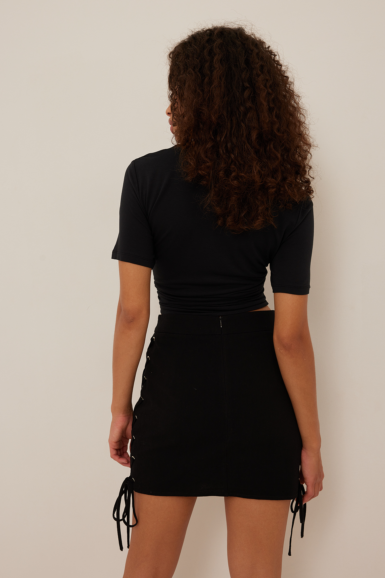 Minirock mit Schnürung-Detail Schwarz | na-kd.com