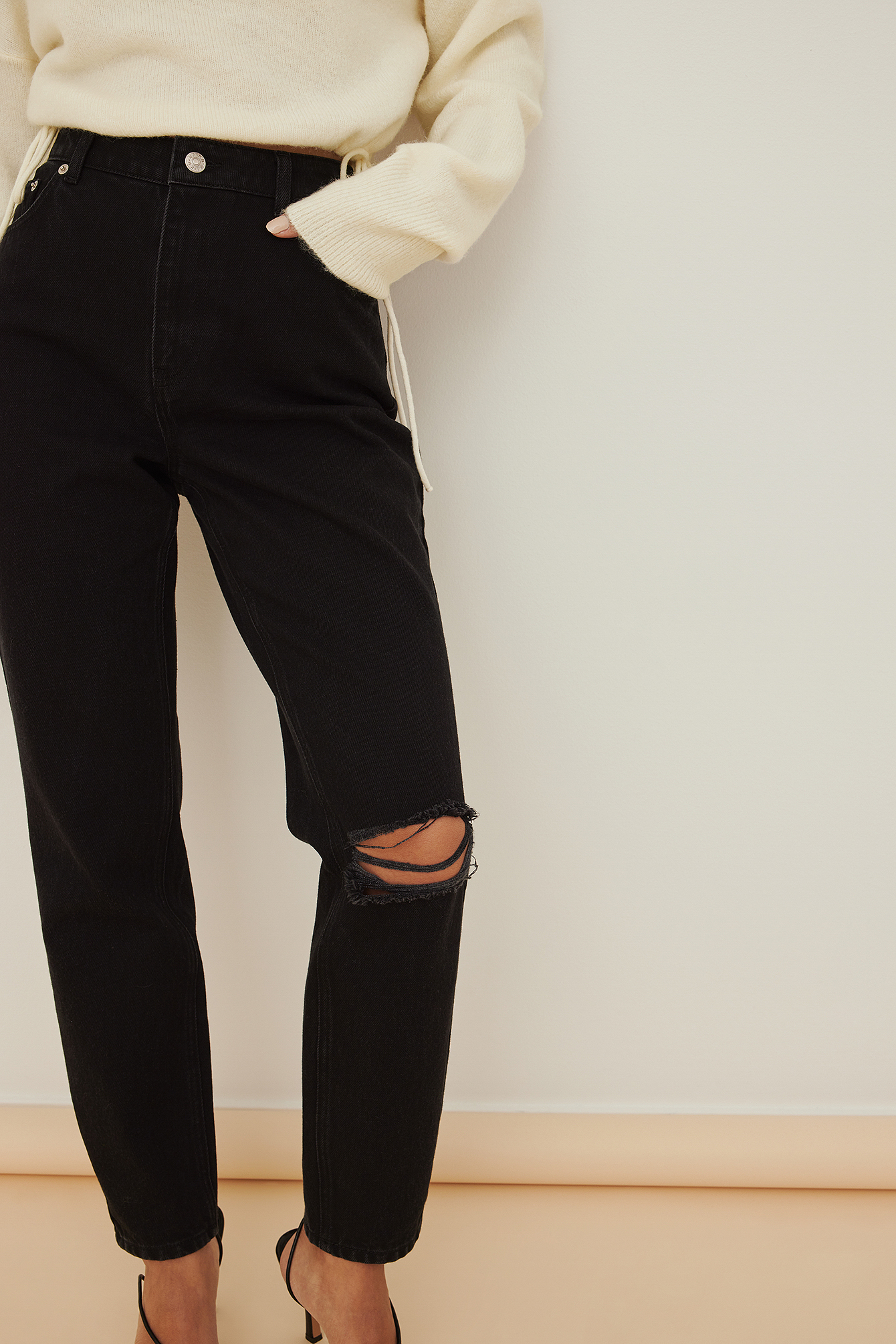 Distressed Mom Jeans Black | NA-KD