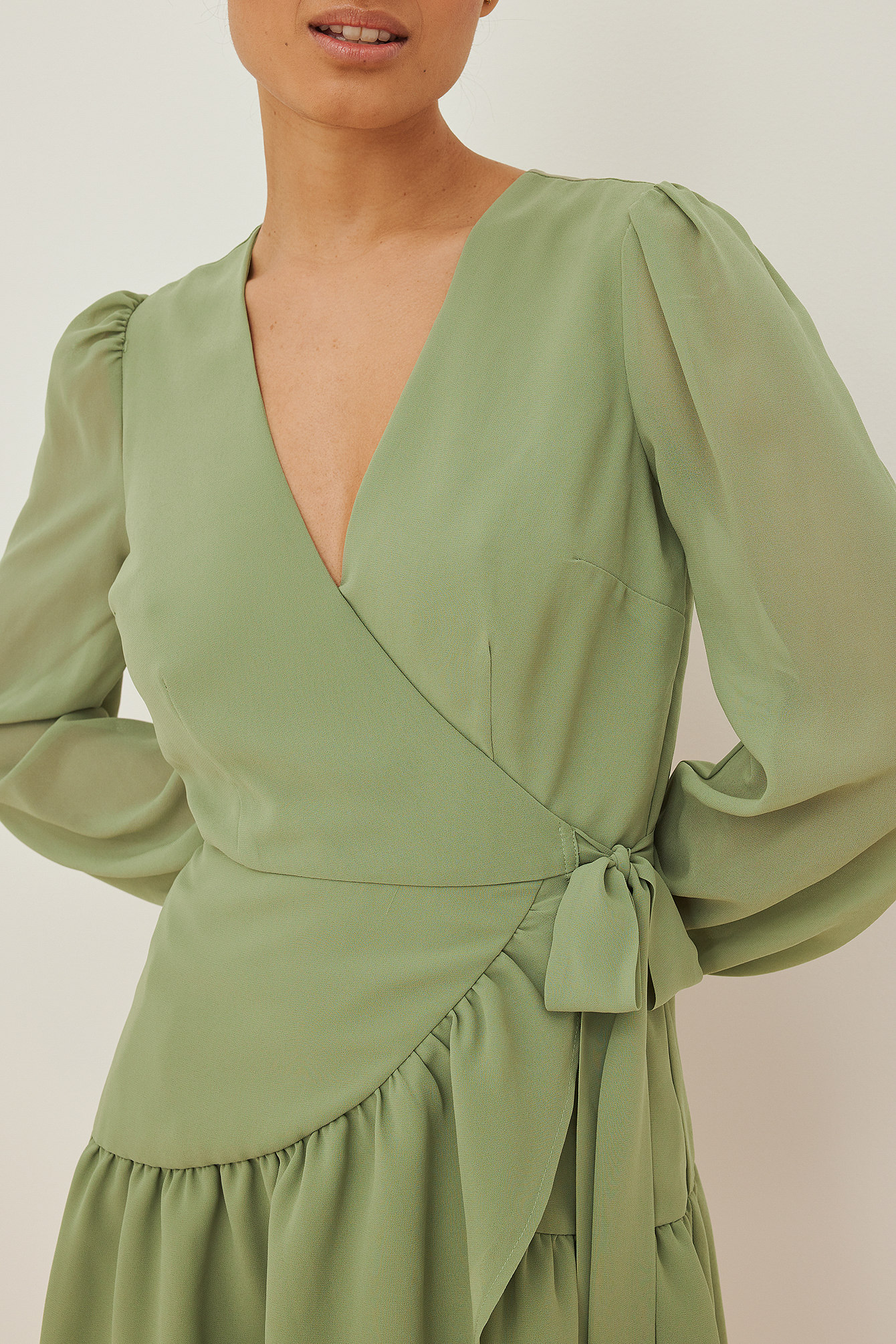 Recycled Overlap V-neck Flounce Dress Green | na-kd.com