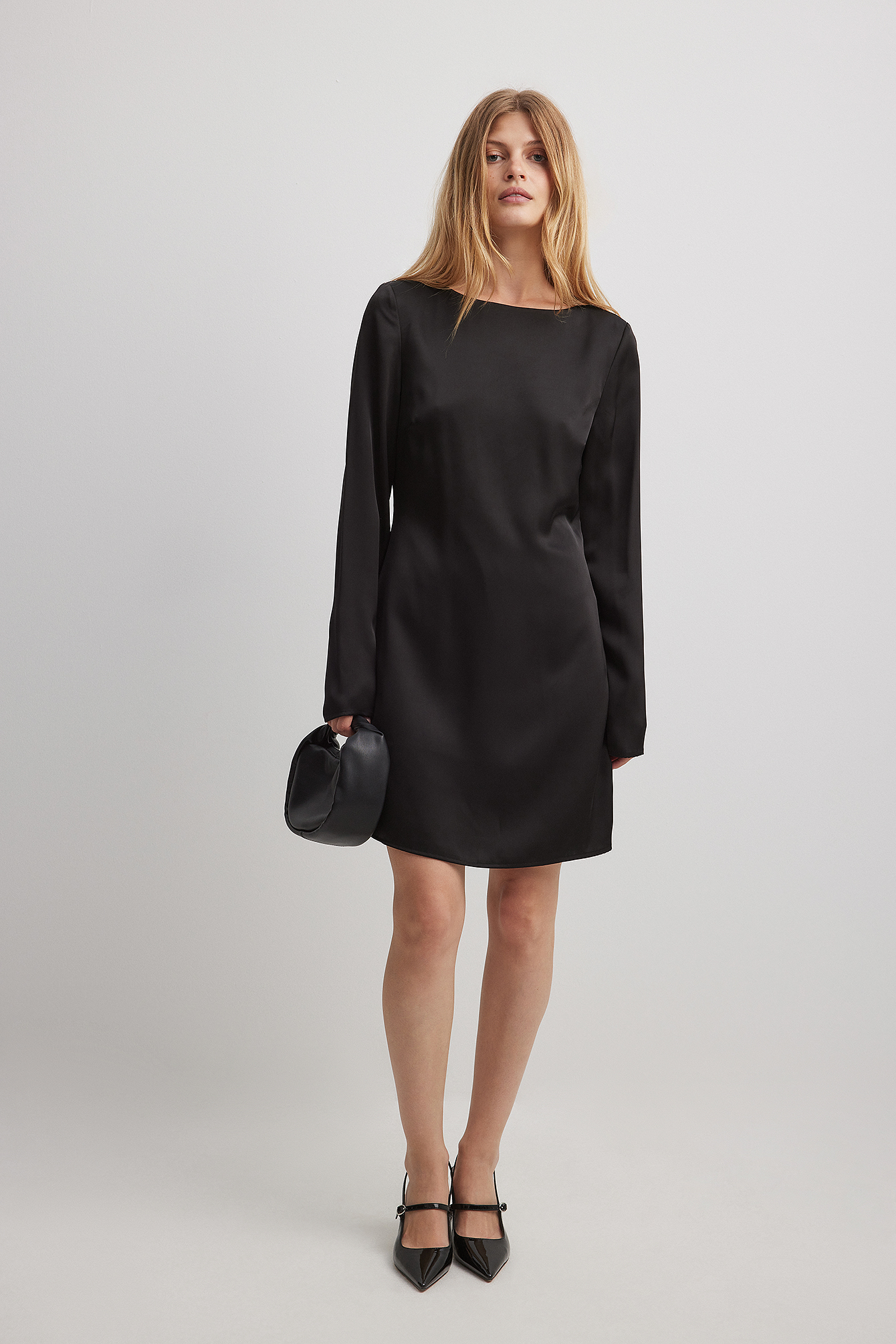 Robe courte asymétrique à dos ouvert Noir | NA-KD