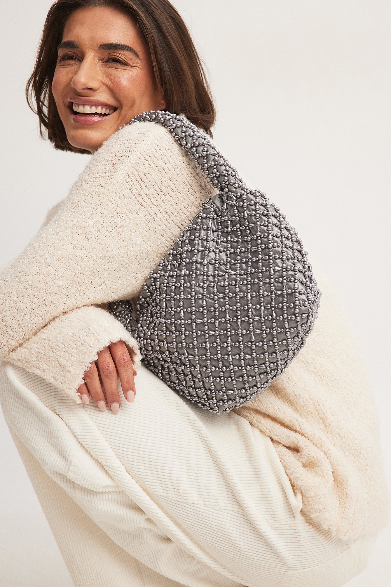 Avrundet veske med perler Grå | NA-KD