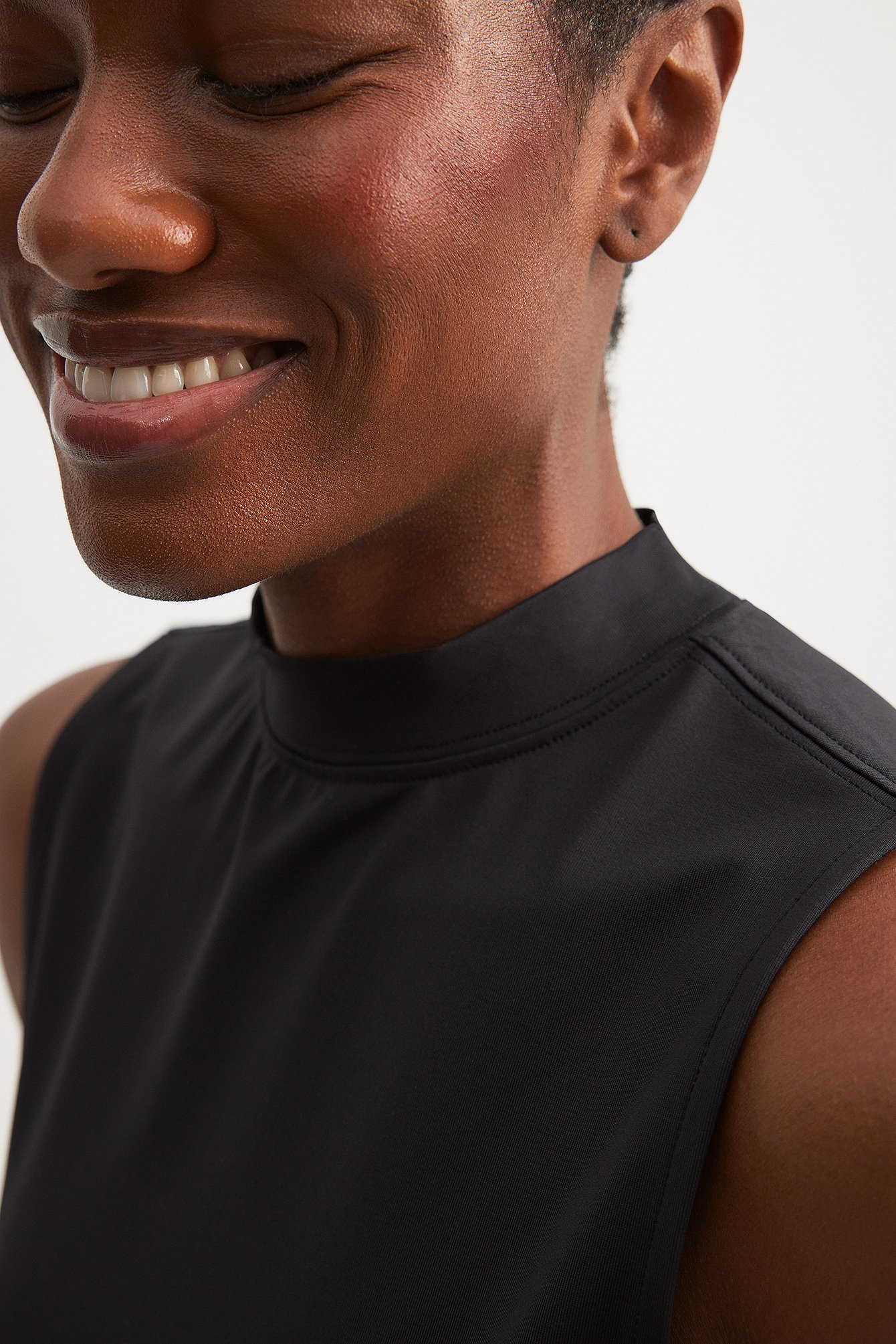 Body Hugging High Neck Top Black | NA-KD