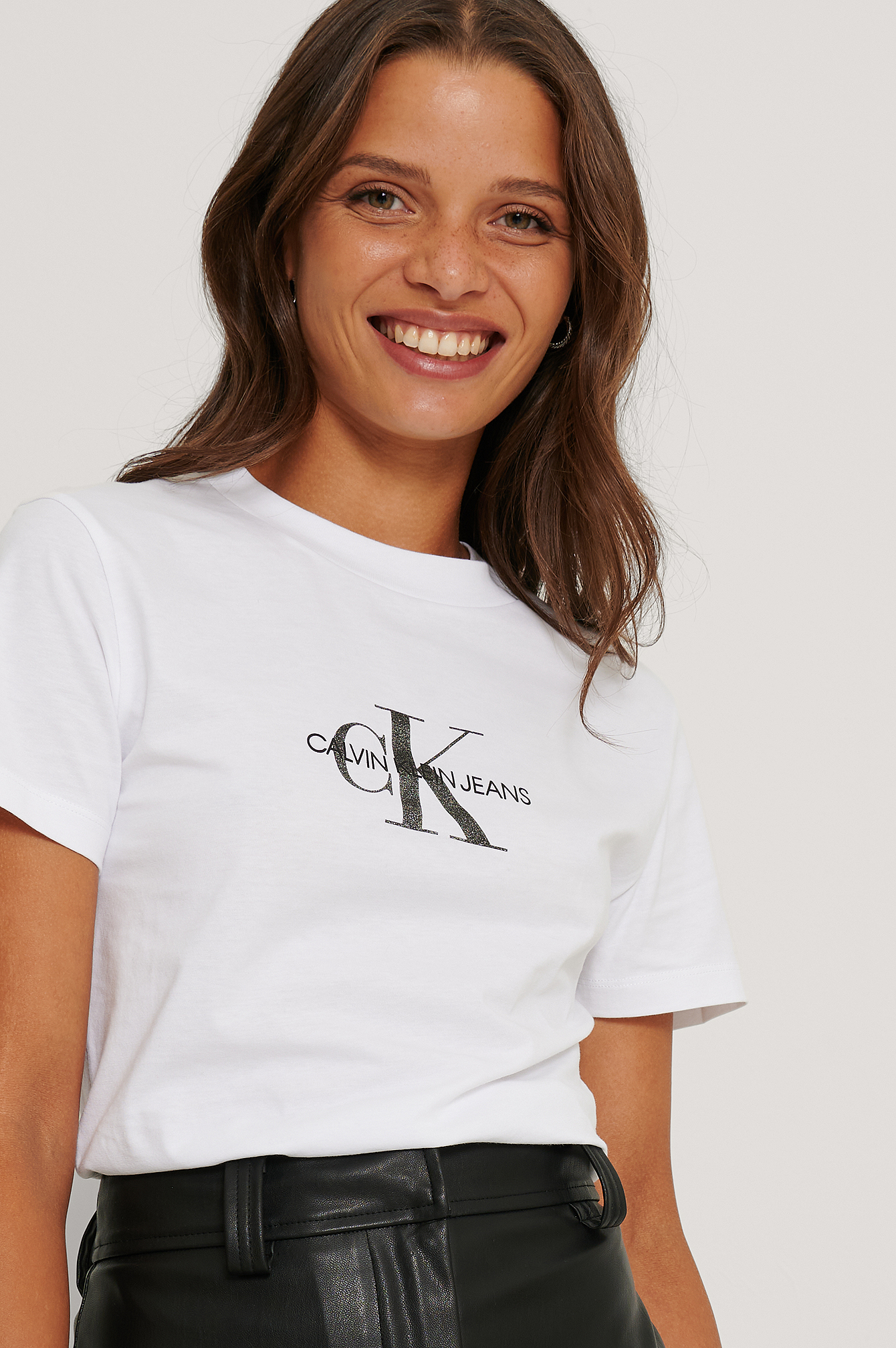 Glitter Monogram Tee White | NA-KD