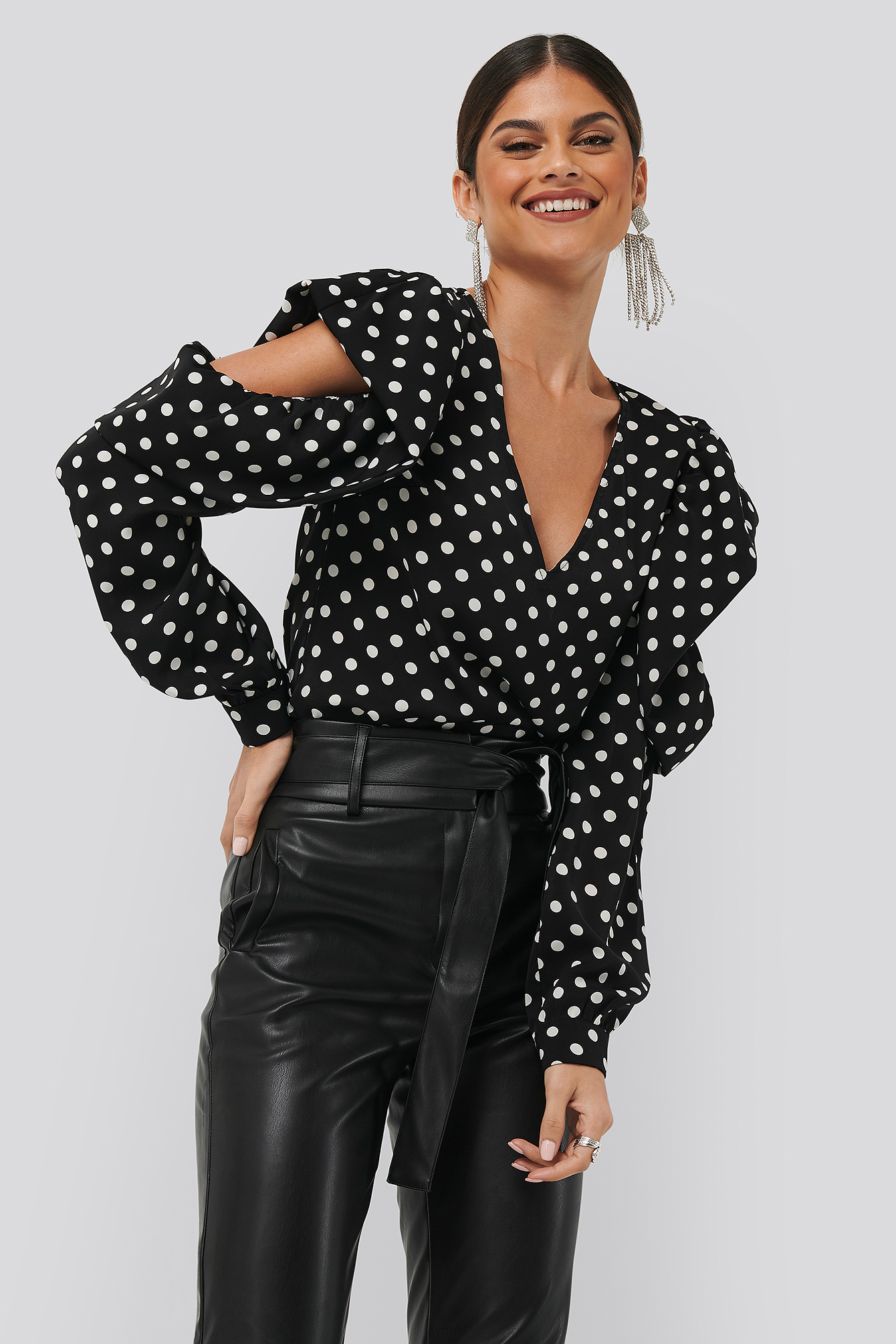 Cut Detail Dotted Blouse Schwarz | NA-KD