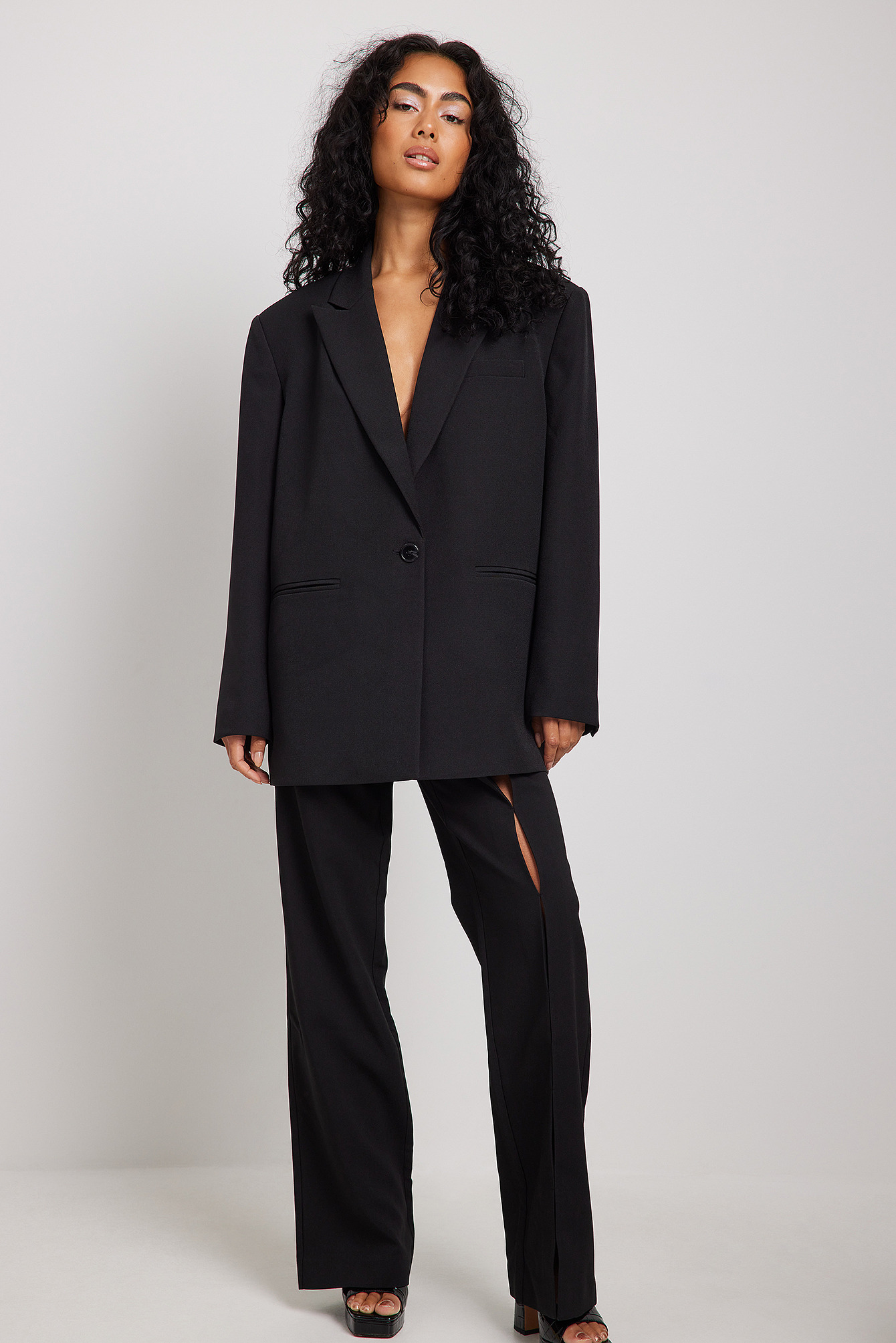 Spodnie garniturowe z wycięciem Czarny | NA-KD