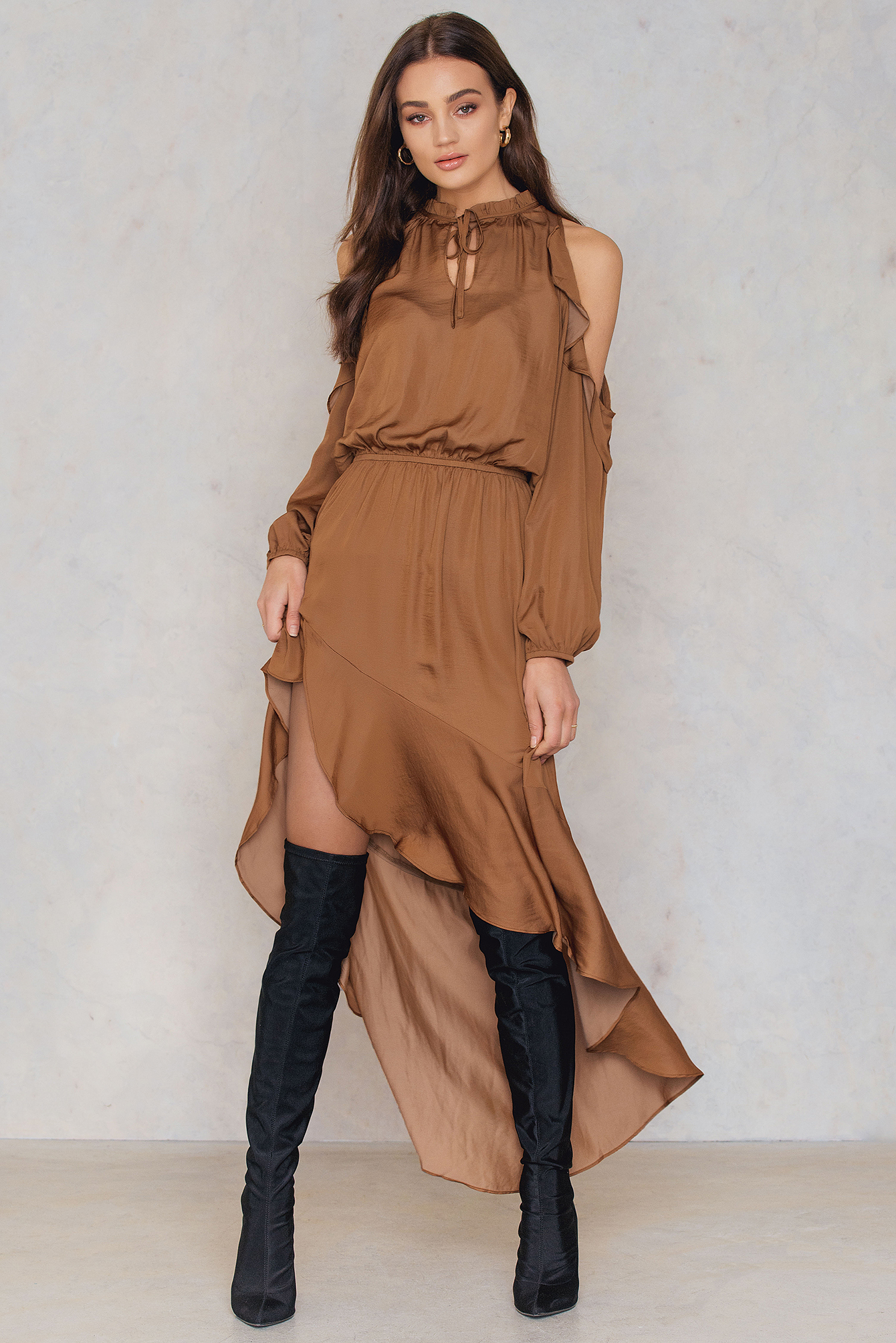 Cold Shoulder Ruffle Maxi Dress Gold | NA-KD