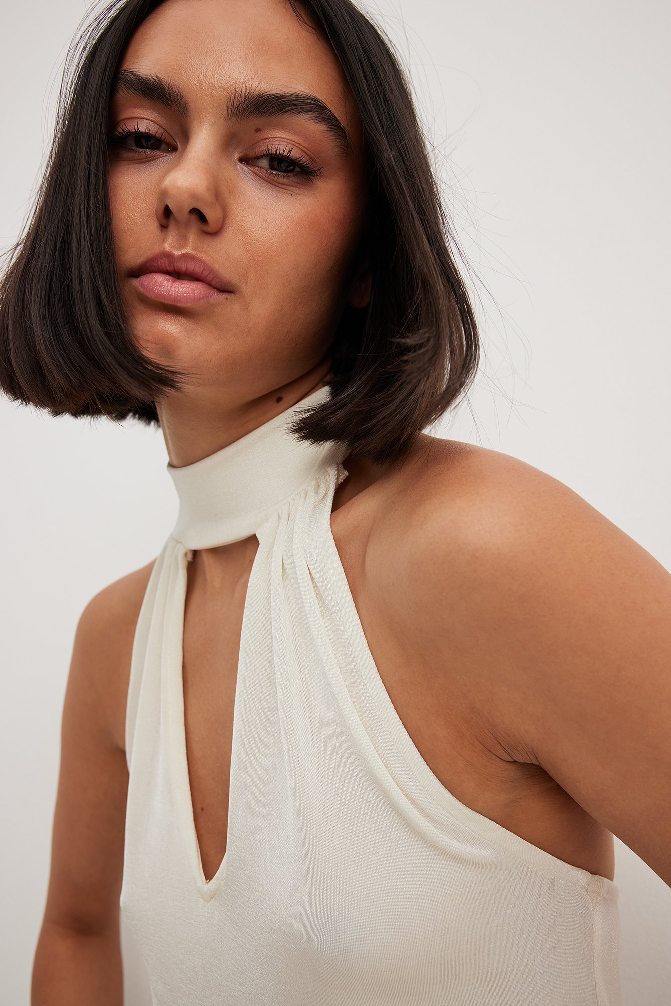 Deep Neckline Body Offwhite | NA-KD