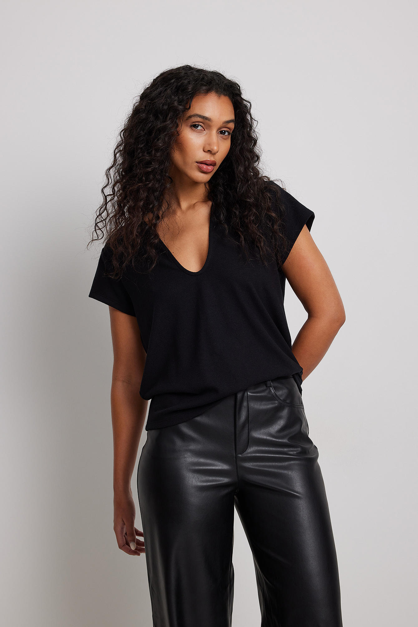 Deep Neckline Top Black | NA-KD