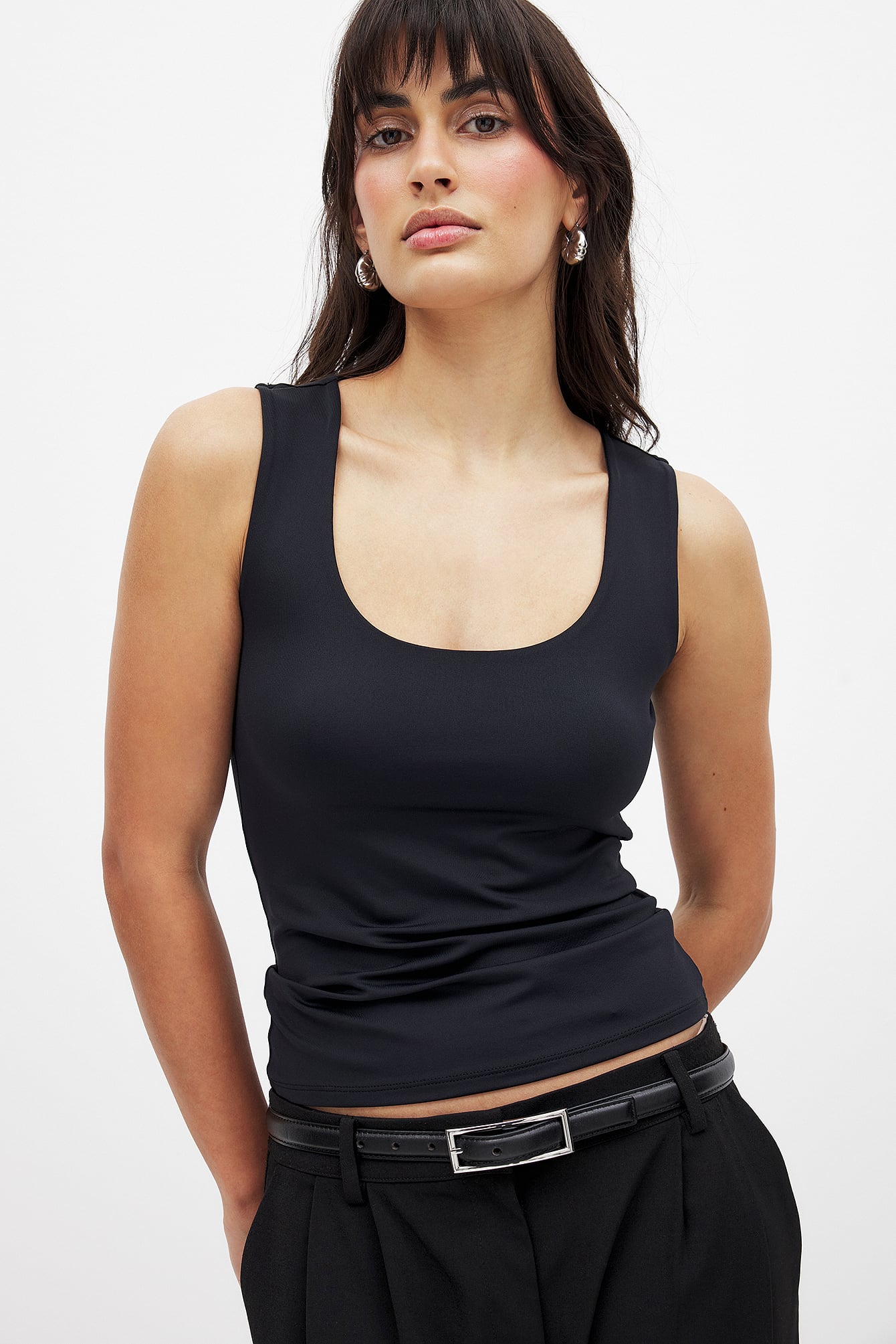 Top con cuello redondo y doblez Negro | NA-KD