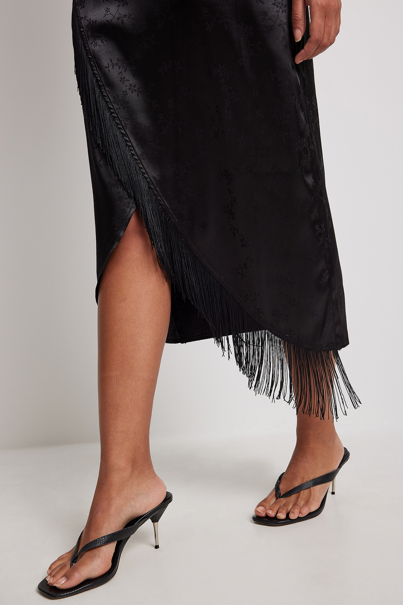 Robe mi-longue en satin jacquard Noir | NA-KD
