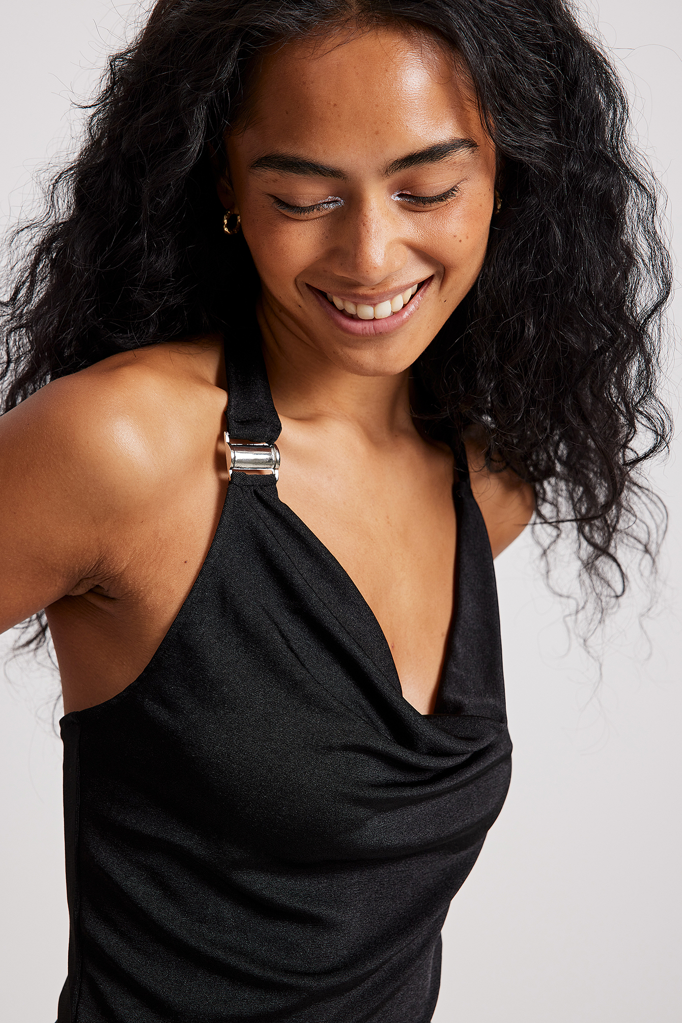 Neckholder-Top in Glanzoptik mit Schnalle Schwarz | NA-KD