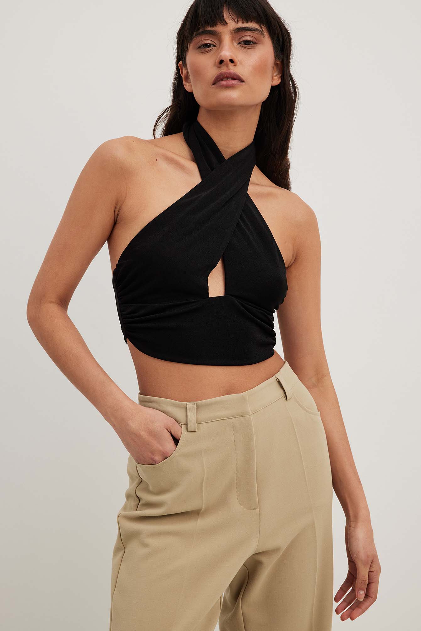 Neckholder-Top in Glanzoptik Schwarz | NA-KD