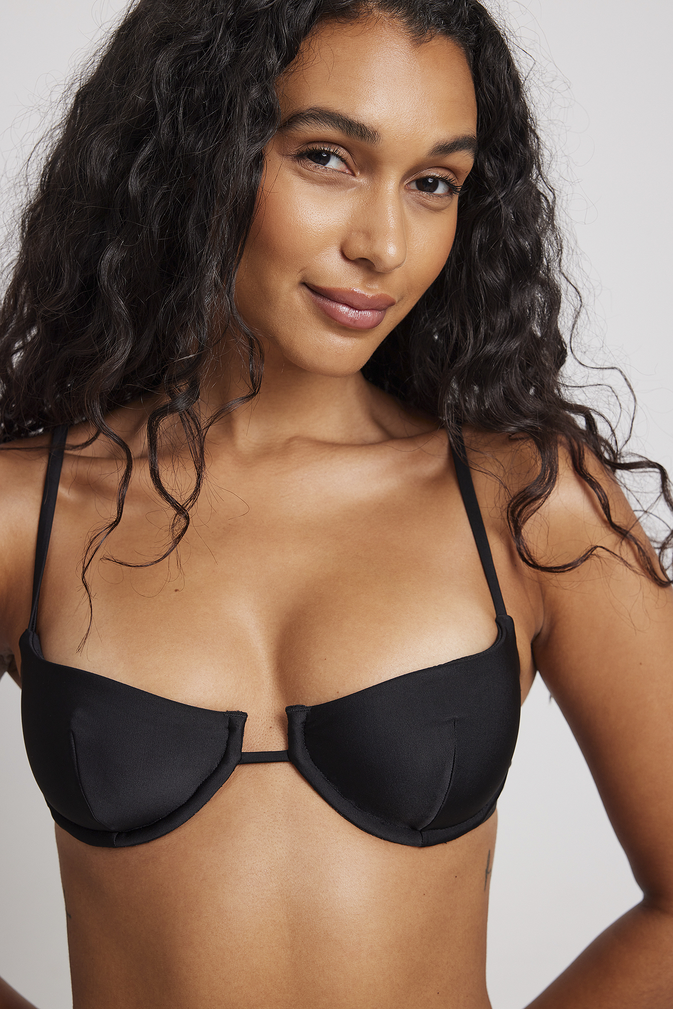 Bikini-BH med låg skärning Svart | NA-KD