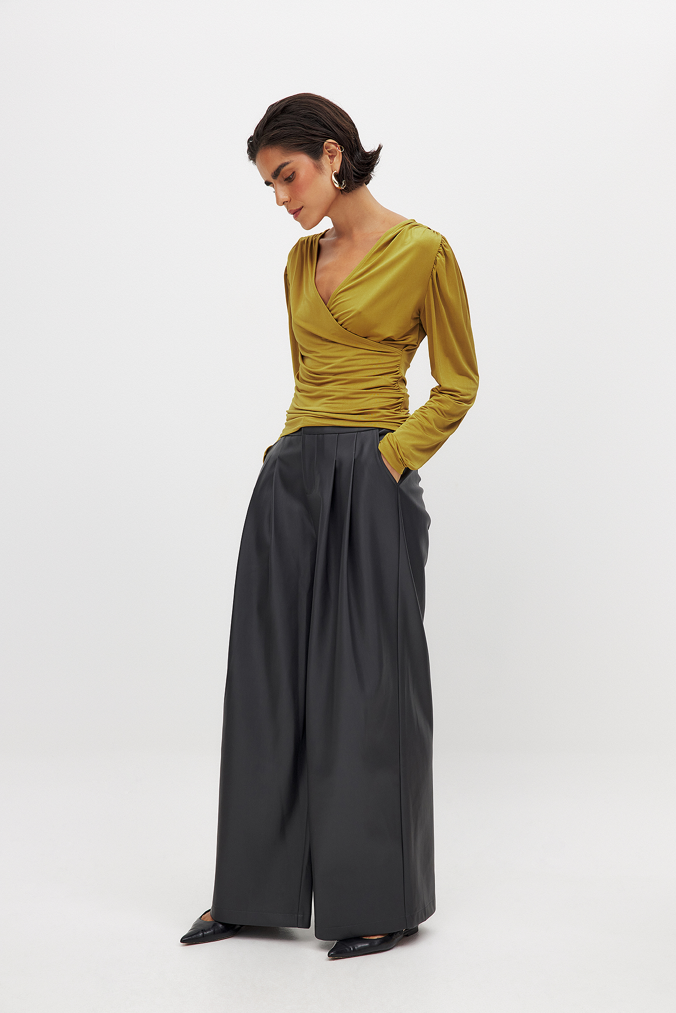 Mid Waist Wide Leg Pleated PU Trousers Grey | NA-KD