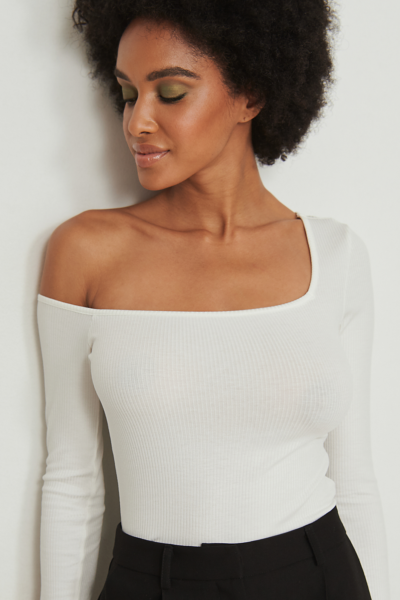 Asymmetric Shoulder Ribbed Top White | NA-KD