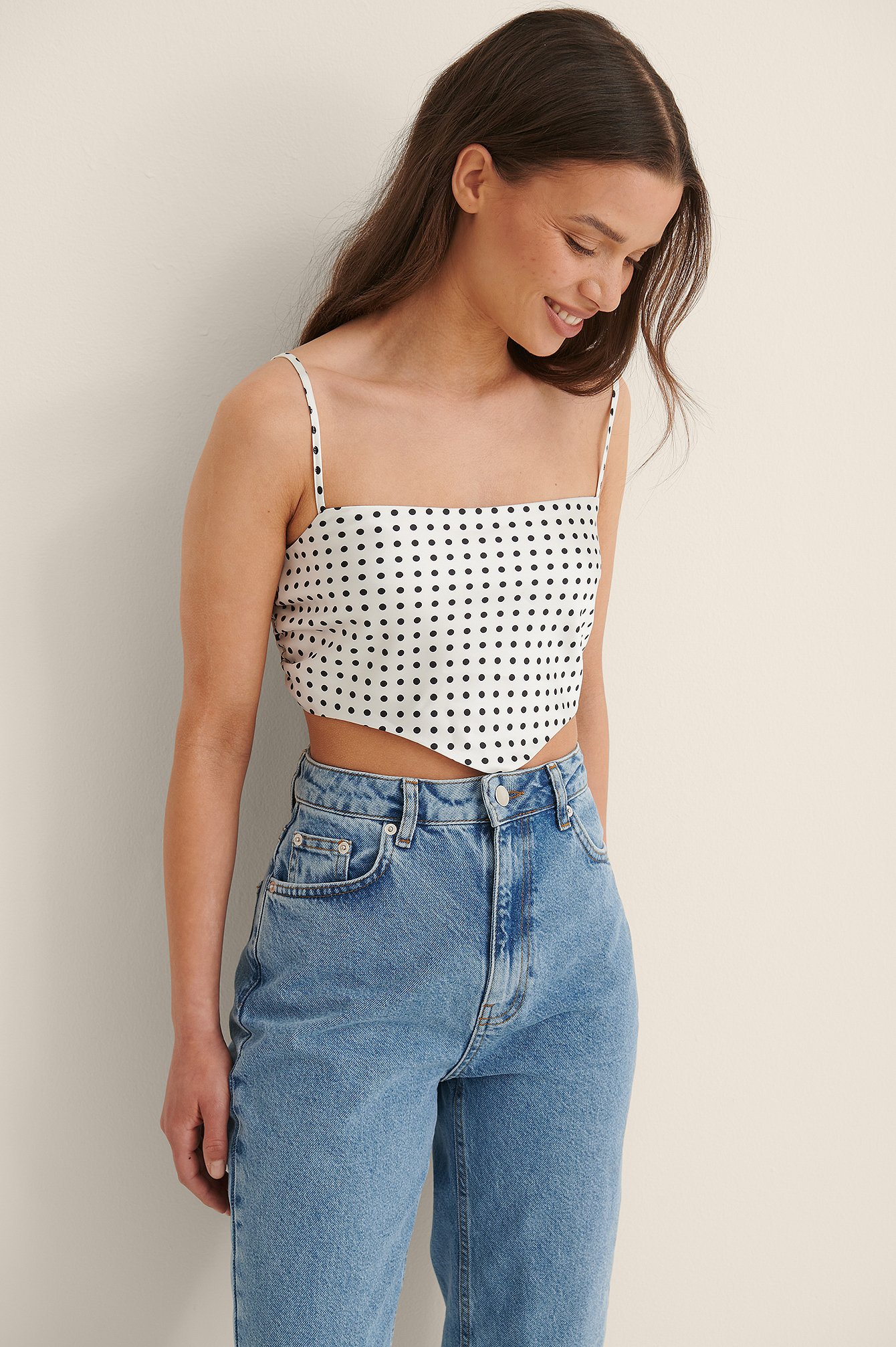 Kurzes Smocked-Top aus SatinGesmoktes kurzes Smocked-Top Punkte | NA-KD