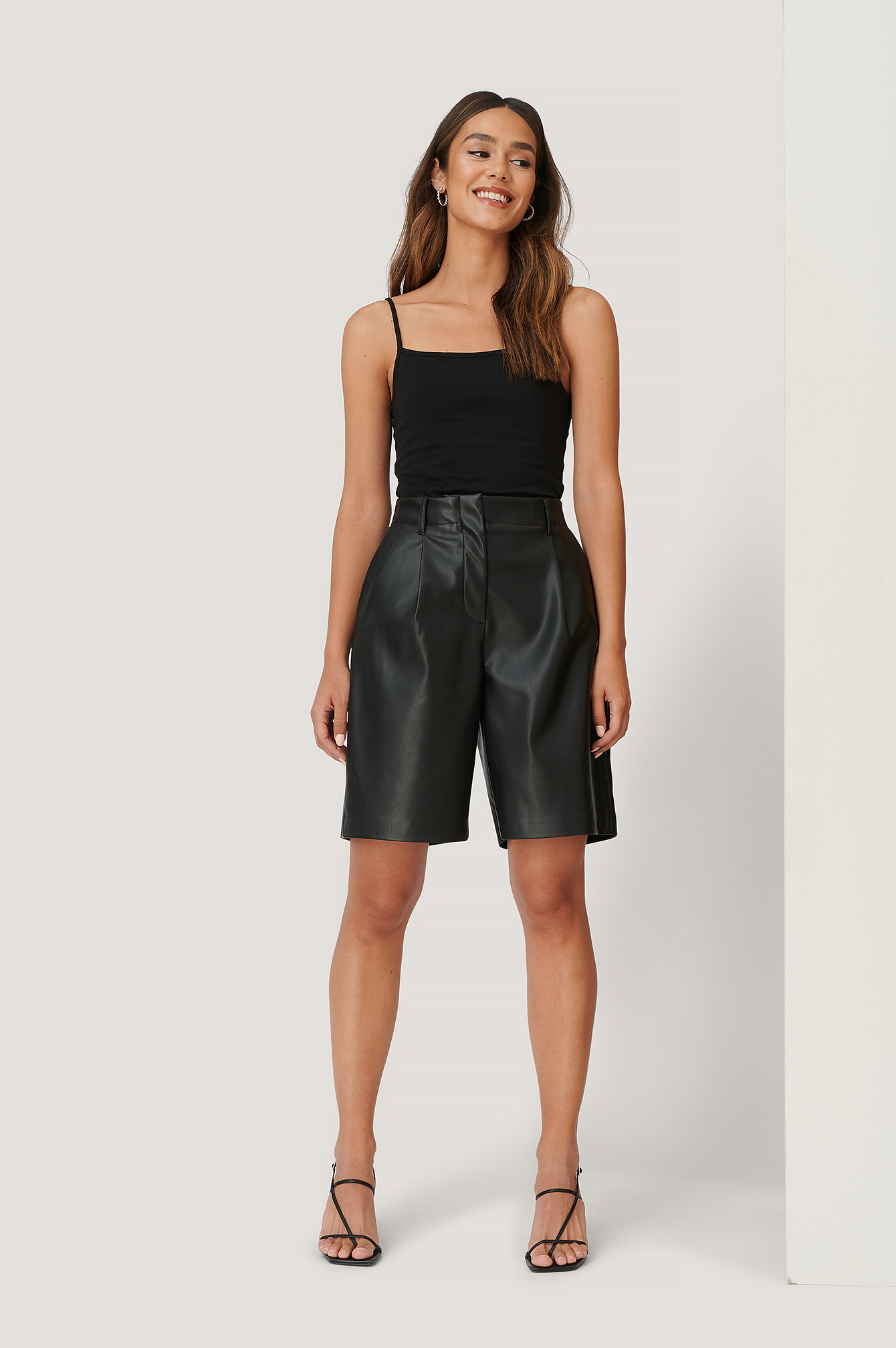 Basic Singlet Black | NA-KD