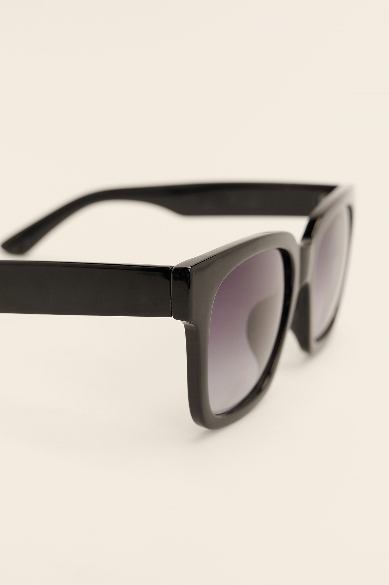 Big Recycled Rounded Edge Sunglasses Black | na-kd.com