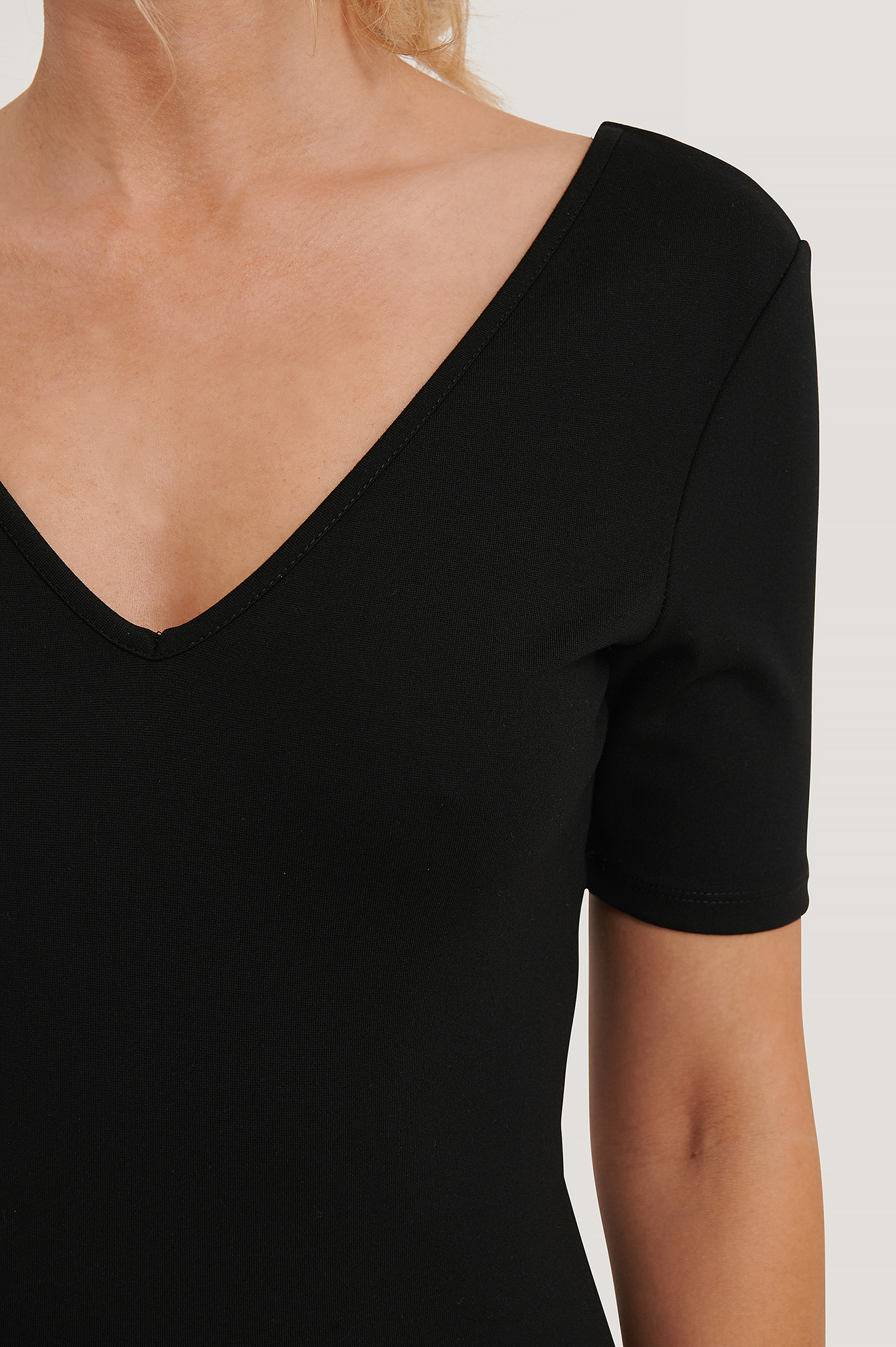 Bodycon V-neck Body Schwarz | na-kd.com