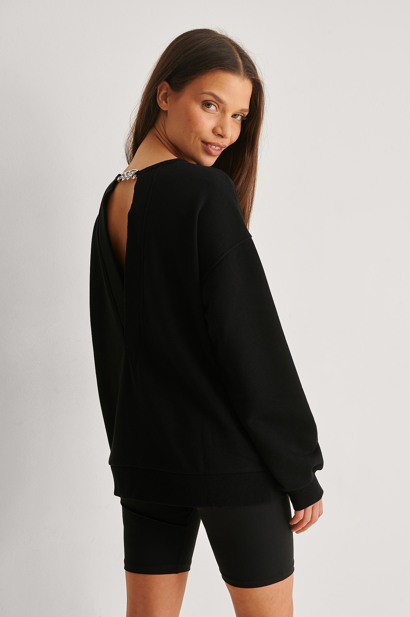 Chain Detail Sweatshirt Black | NA-KD