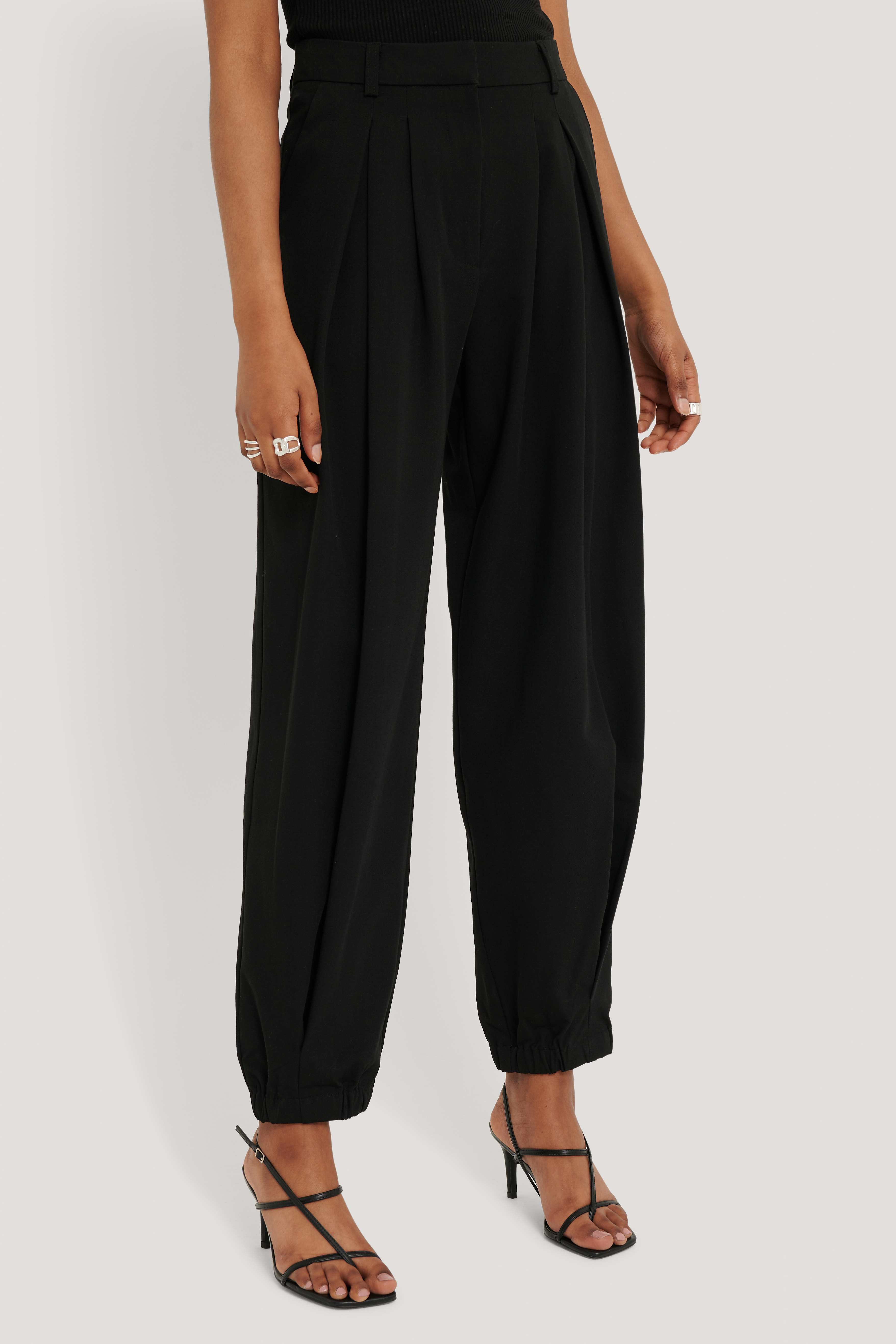 Cocoon Elastic Suit Pants Schwarz | na-kd.com