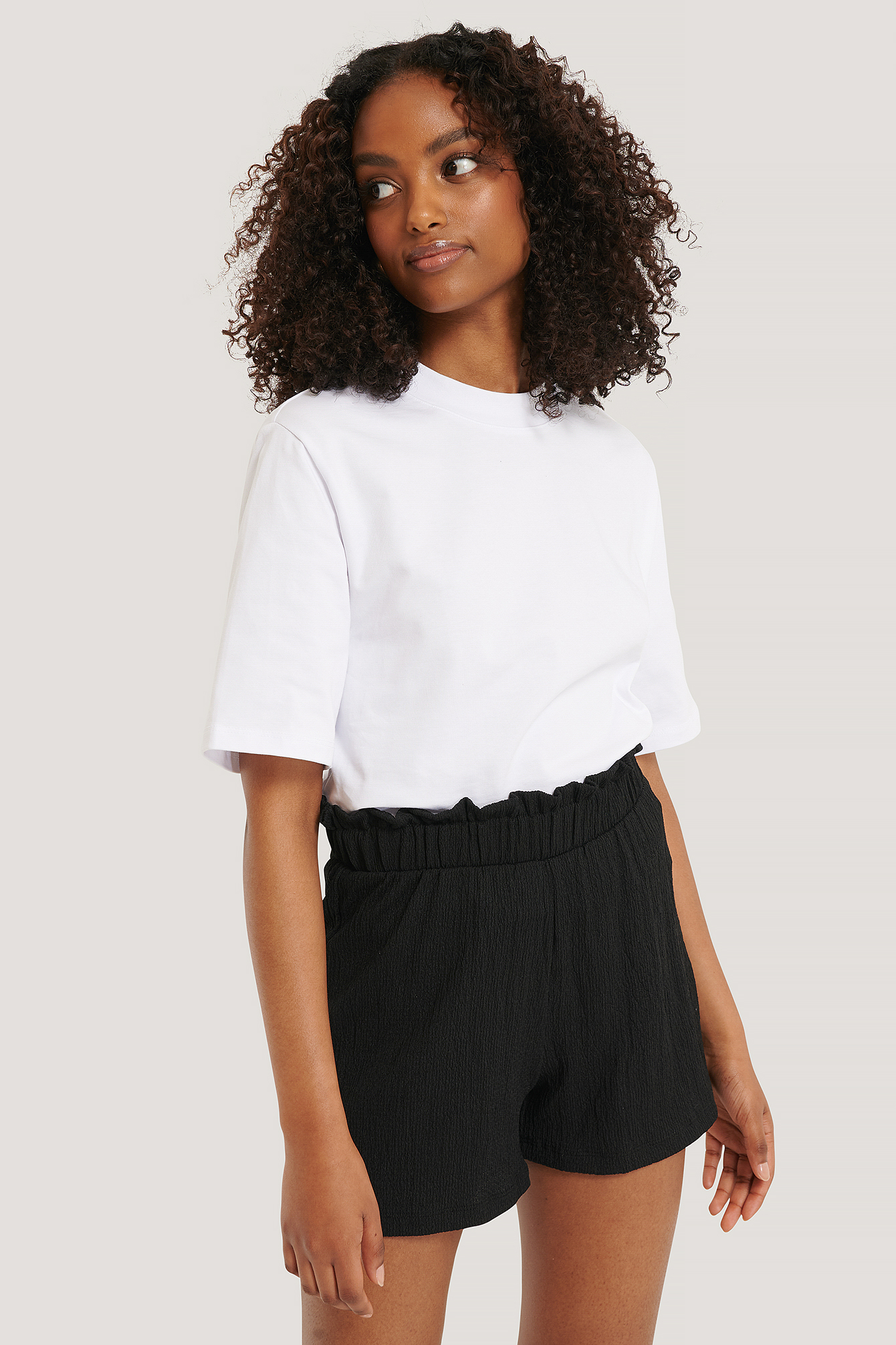 Recycelte Crepe-Smock-Shorts mit Rüschen Schwarz | NA-KD
