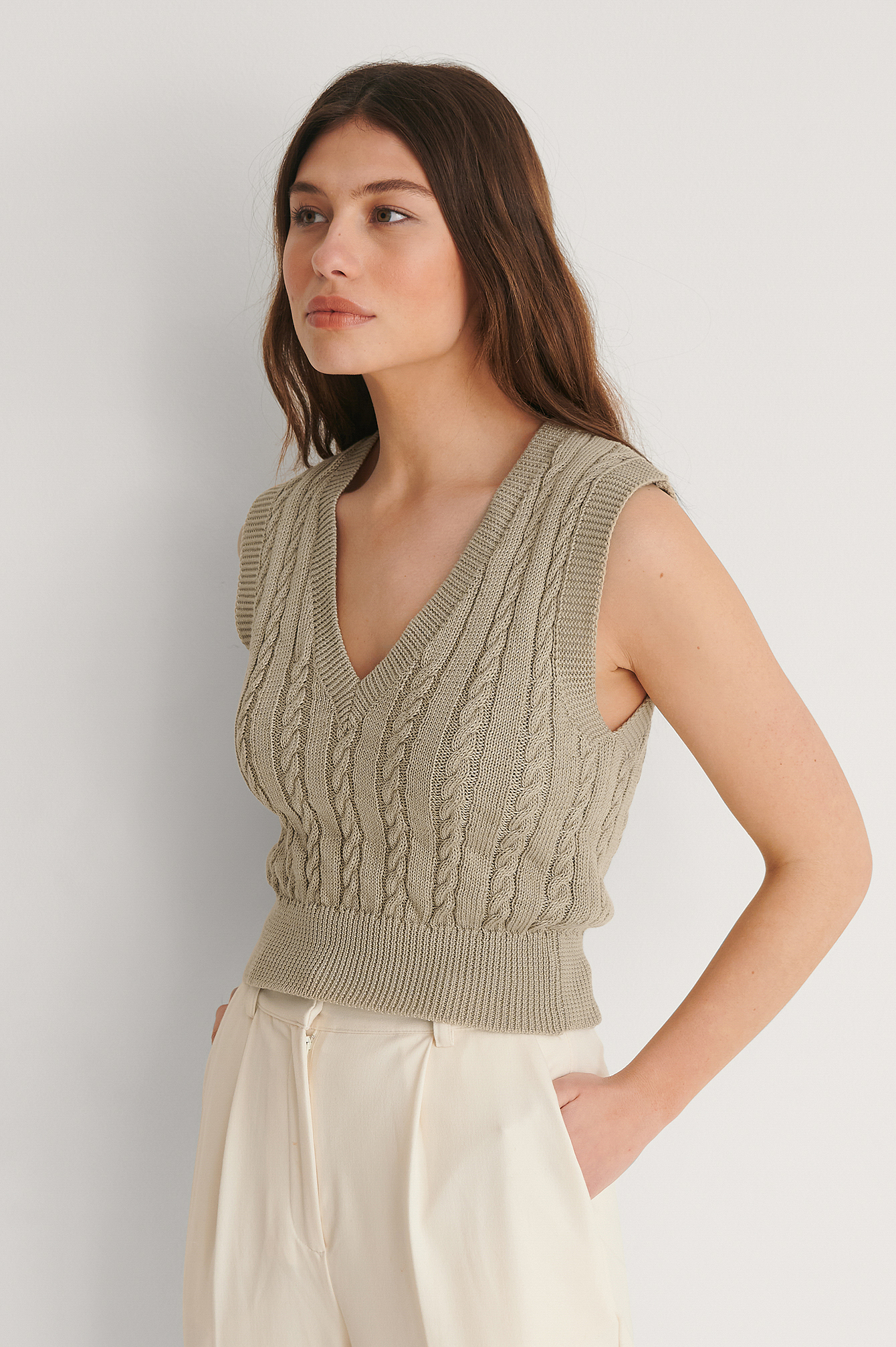 Cropped V-neck Cable Knitted Vest Beige | na-kd.com