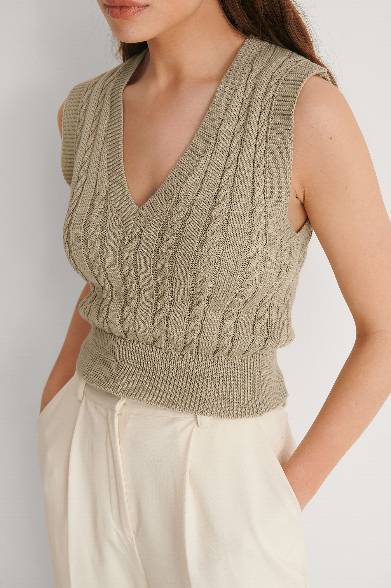 Cropped V-neck Cable Knitted Vest Beige | na-kd.com
