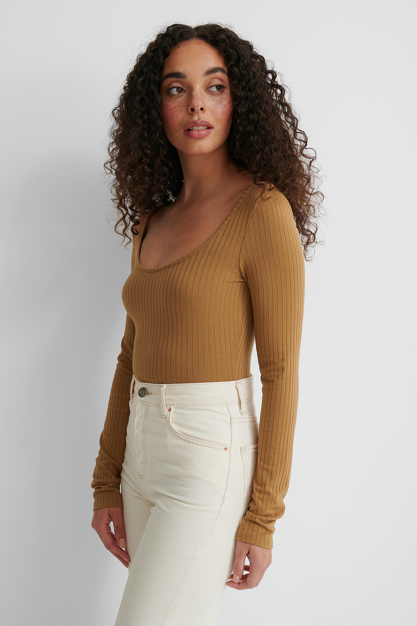 Deep Round Neck Rib Top Brown | NA-KD