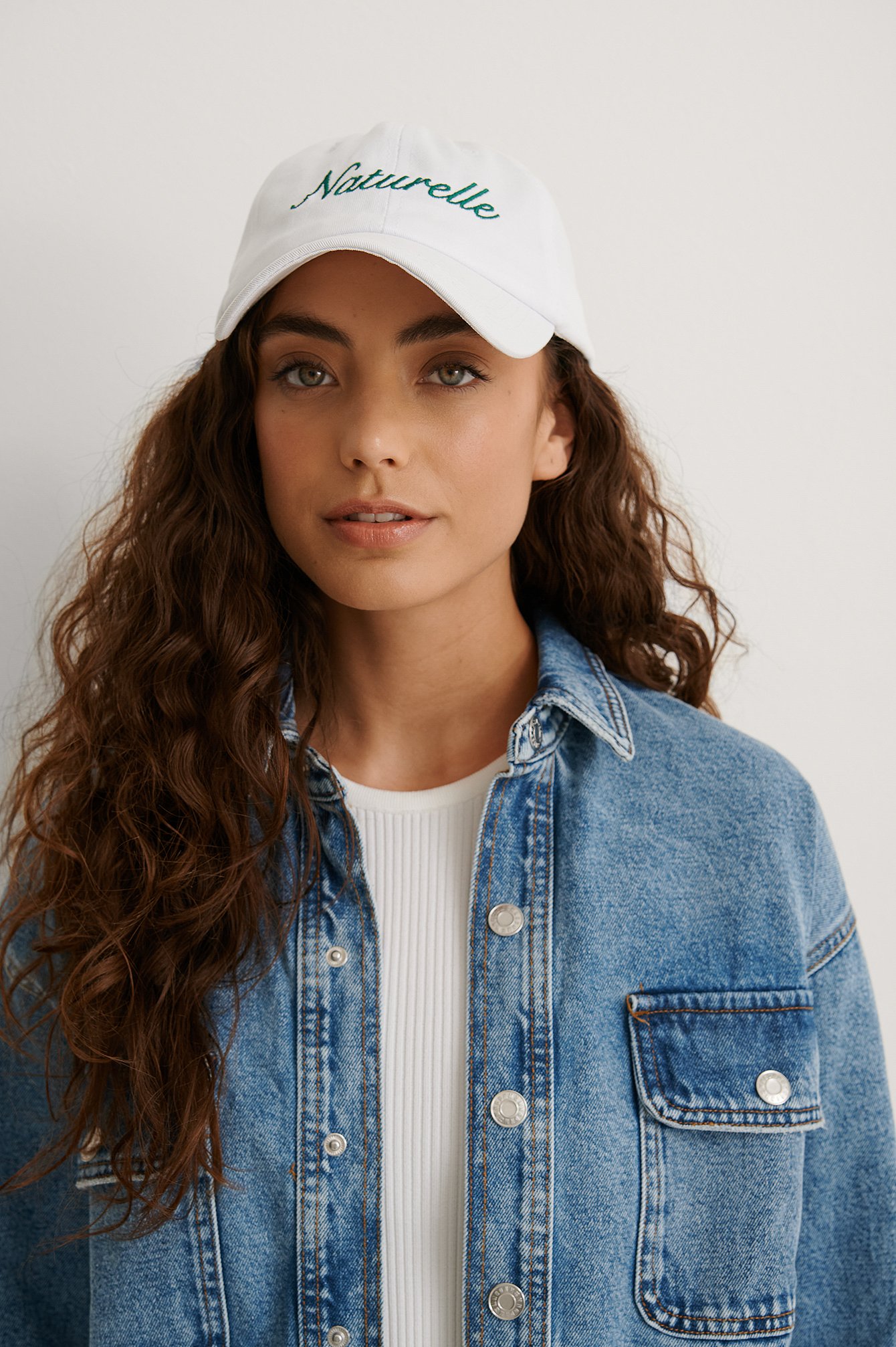 Embroidered Cap White | NA-KD