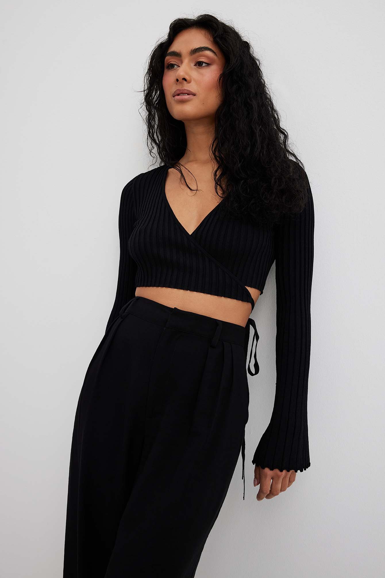 Fine Knitted Cropped Wrap Top Black | NA-KD