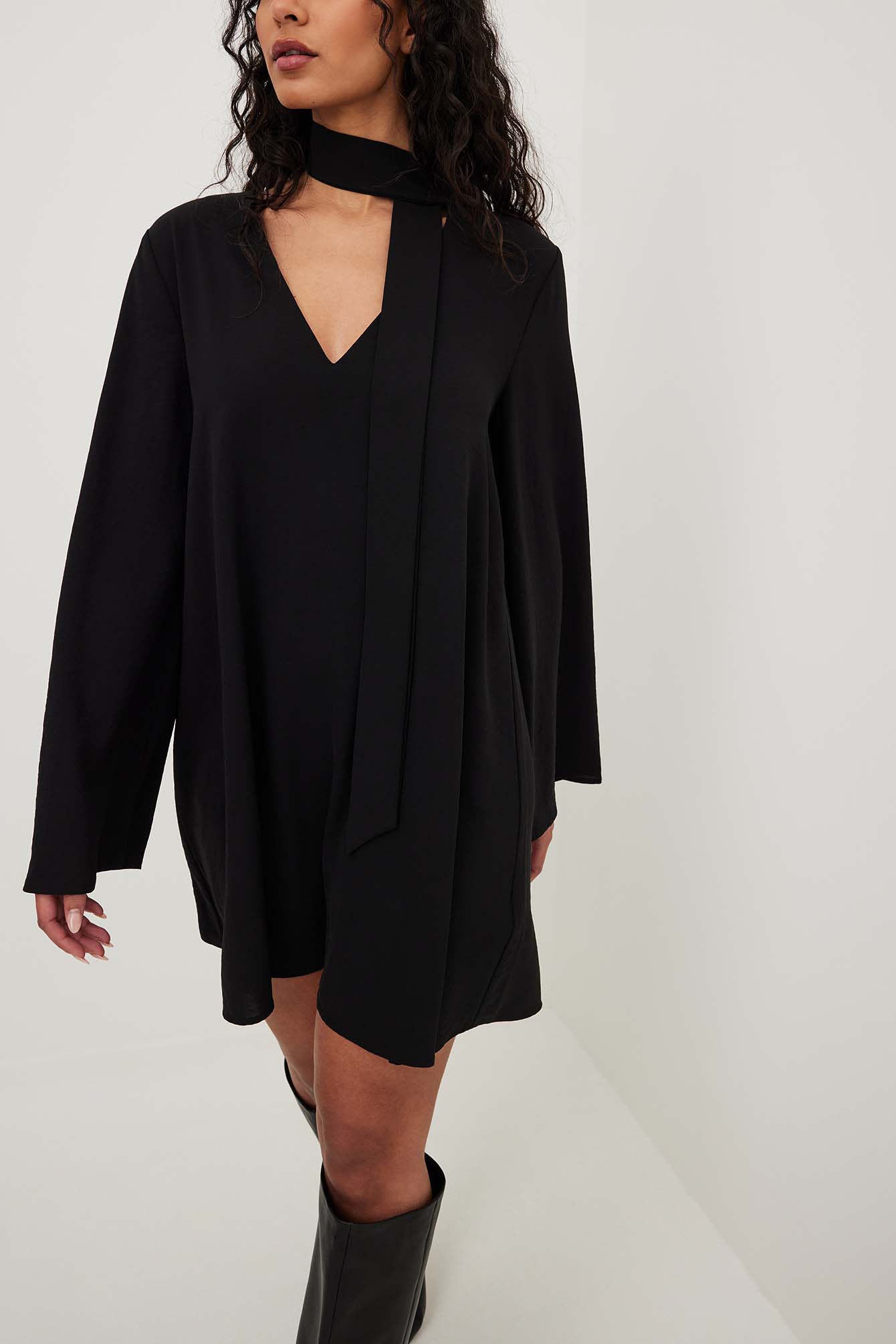 Flowy V-neck Mini Dress Black | NA-KD