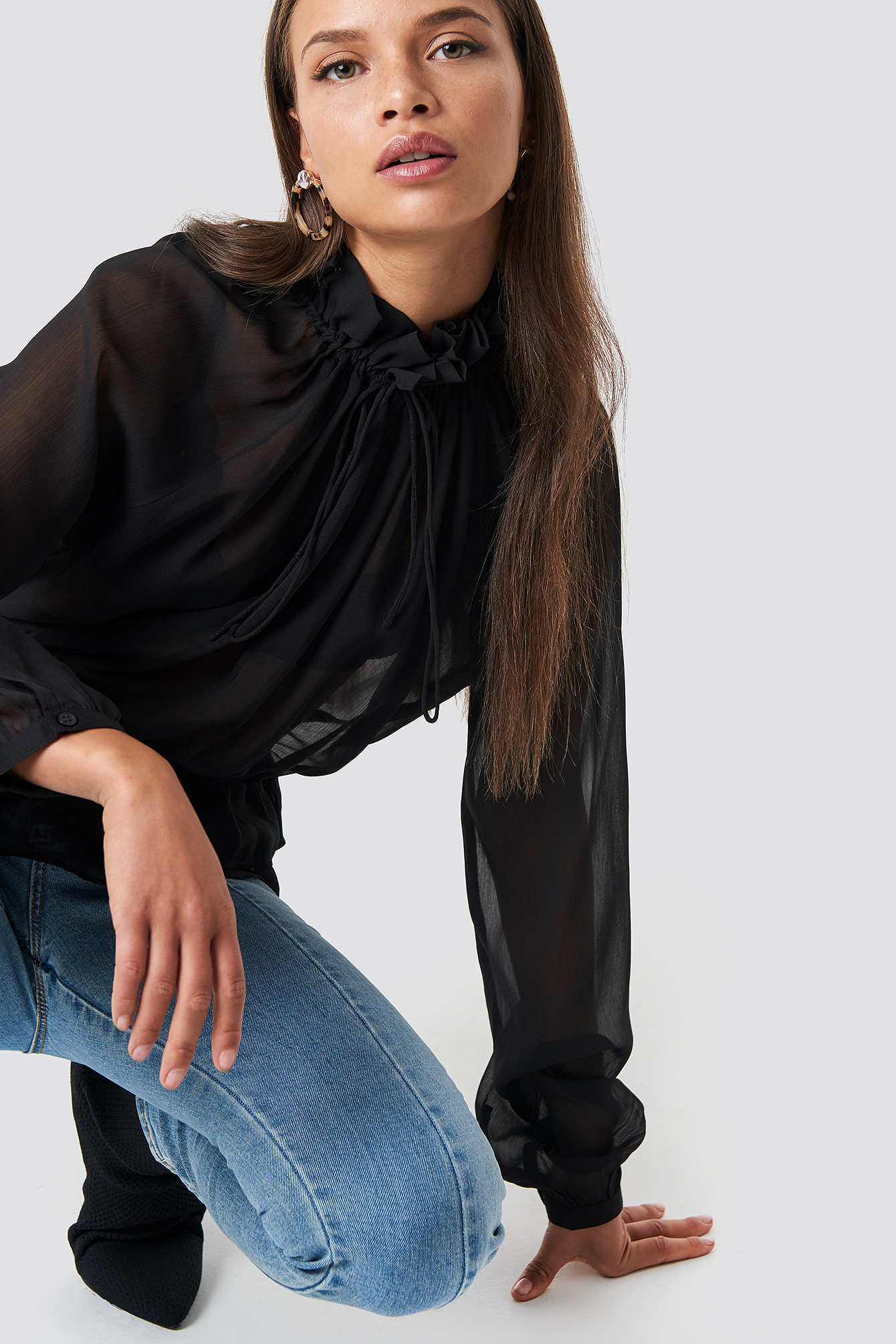 High Frill Neck Top Schwarz | NA-KD