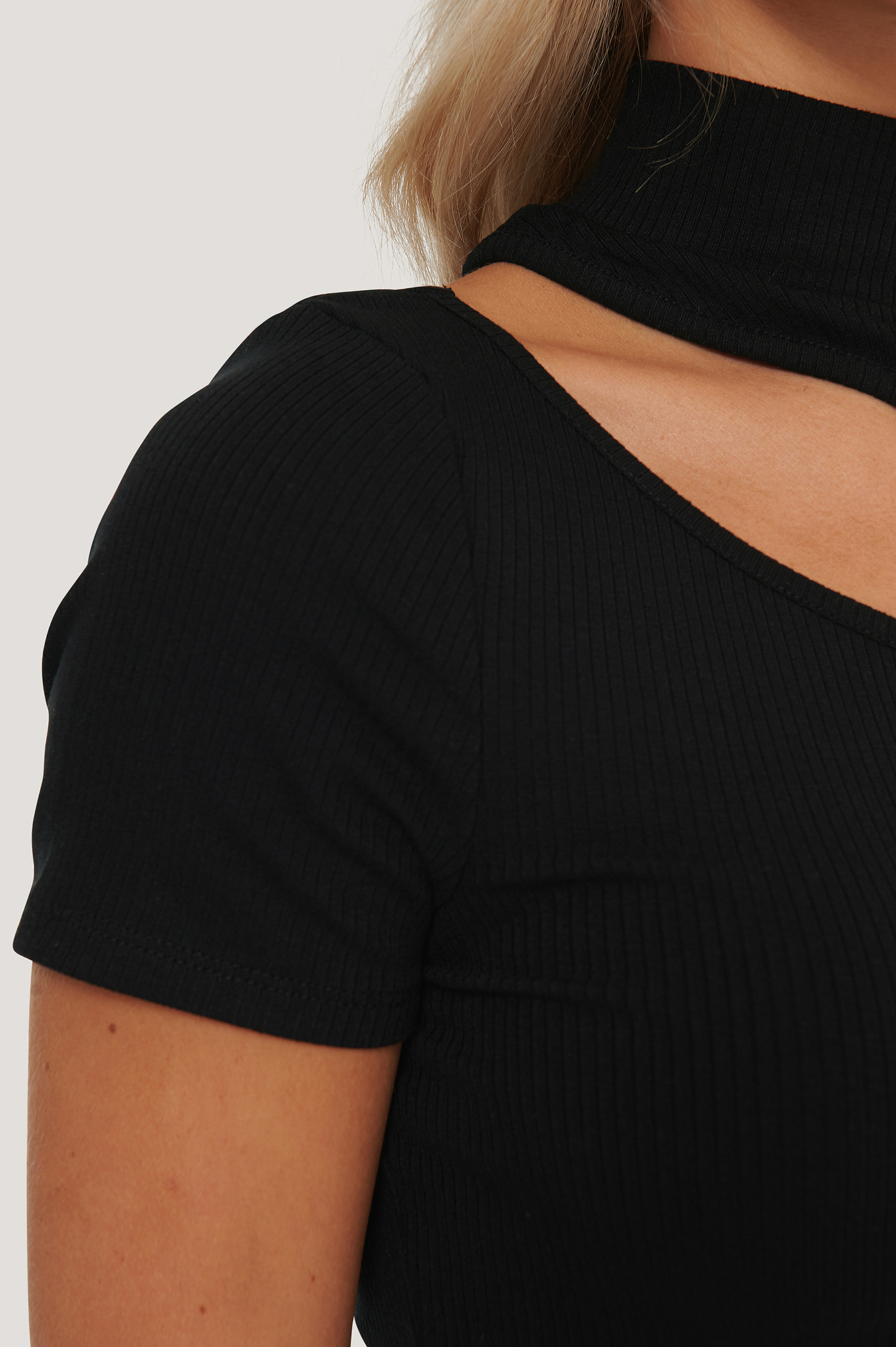 High Neck Short Sleeve Cut Out Top Black | na-kd.com