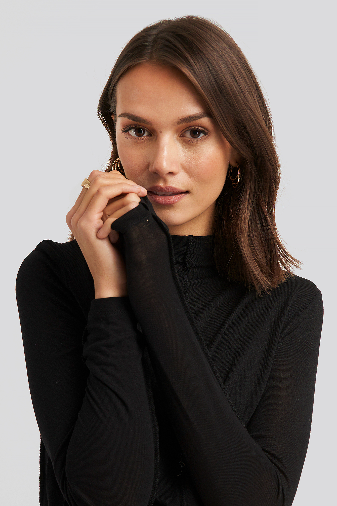 Mock Neck Exposed Seam Top Schwarz | NA-KD