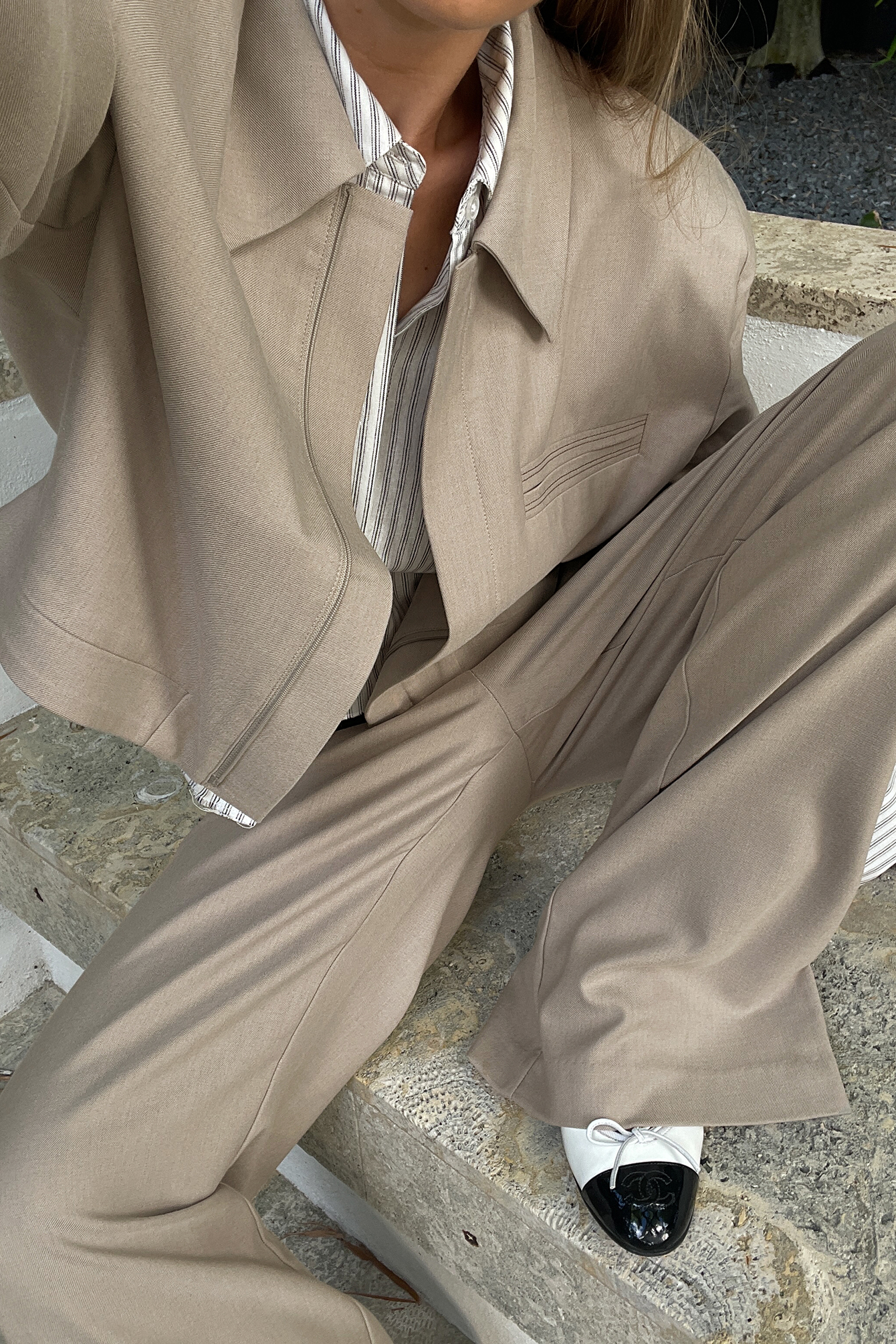 Kort jacka med sömdetaljer Beige | NA-KD