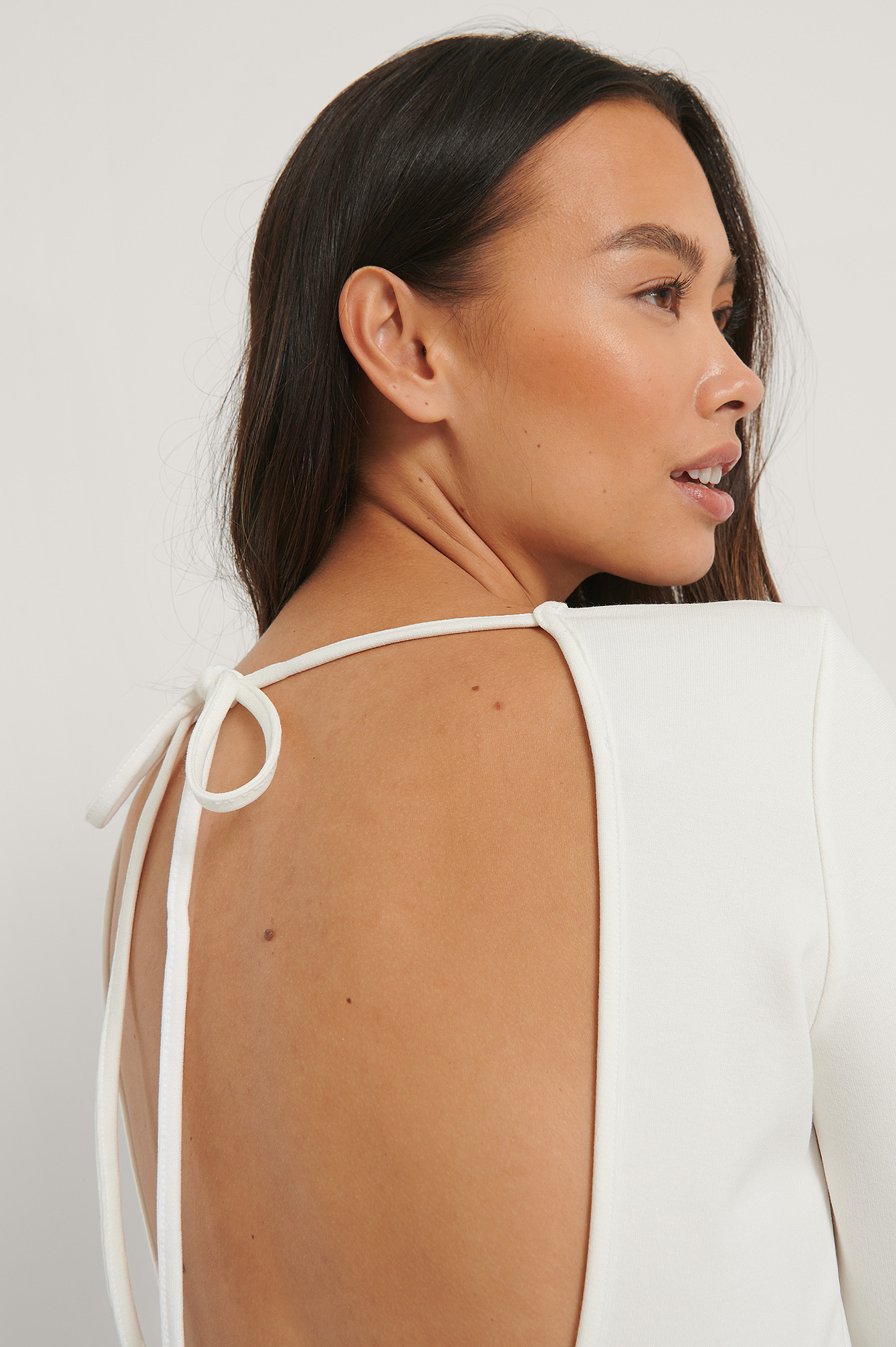 Open Back Cropped Top White | NA-KD