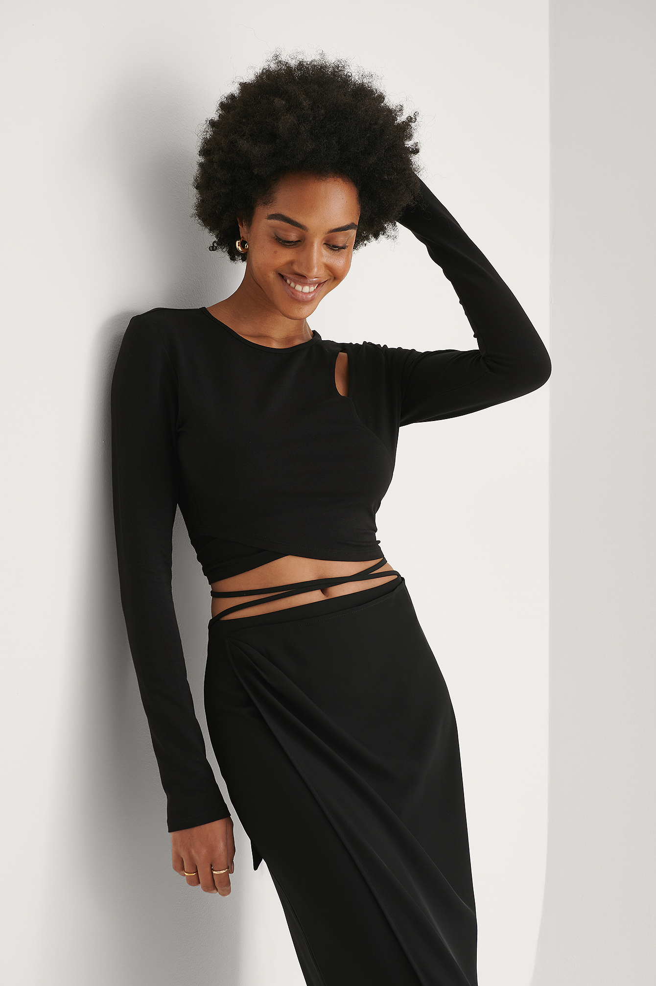 Cut-Out-Top mit Schnürdetail aus Bio-Baumwolle Schwarz | NA-KD