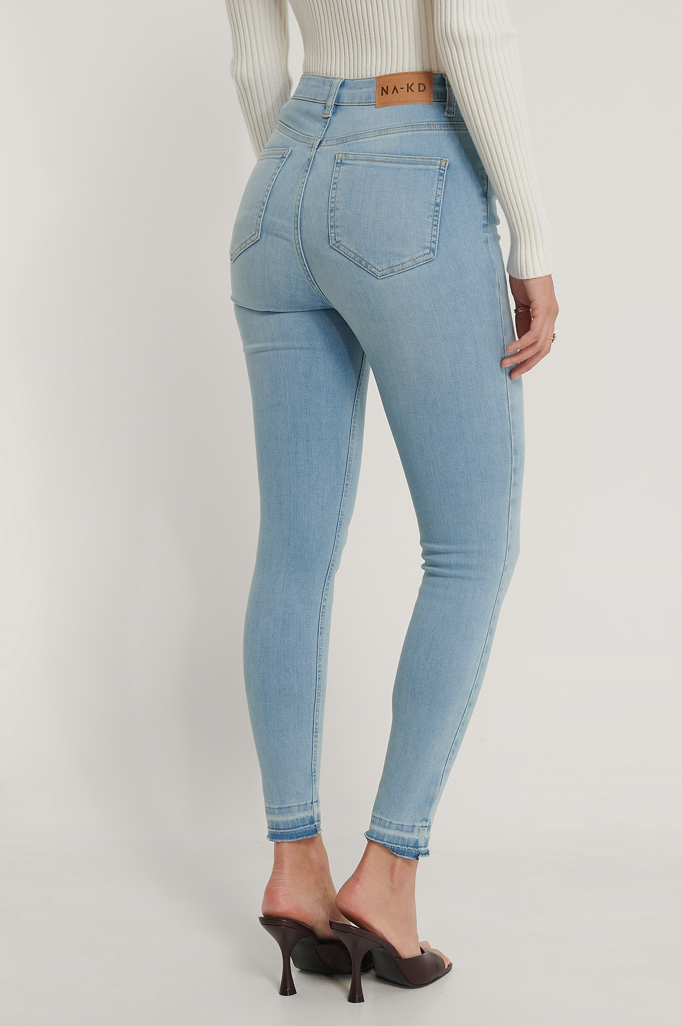 Organische Skinny Jeans mit offenem Saum und hoher Taille Blau | na-kd.com