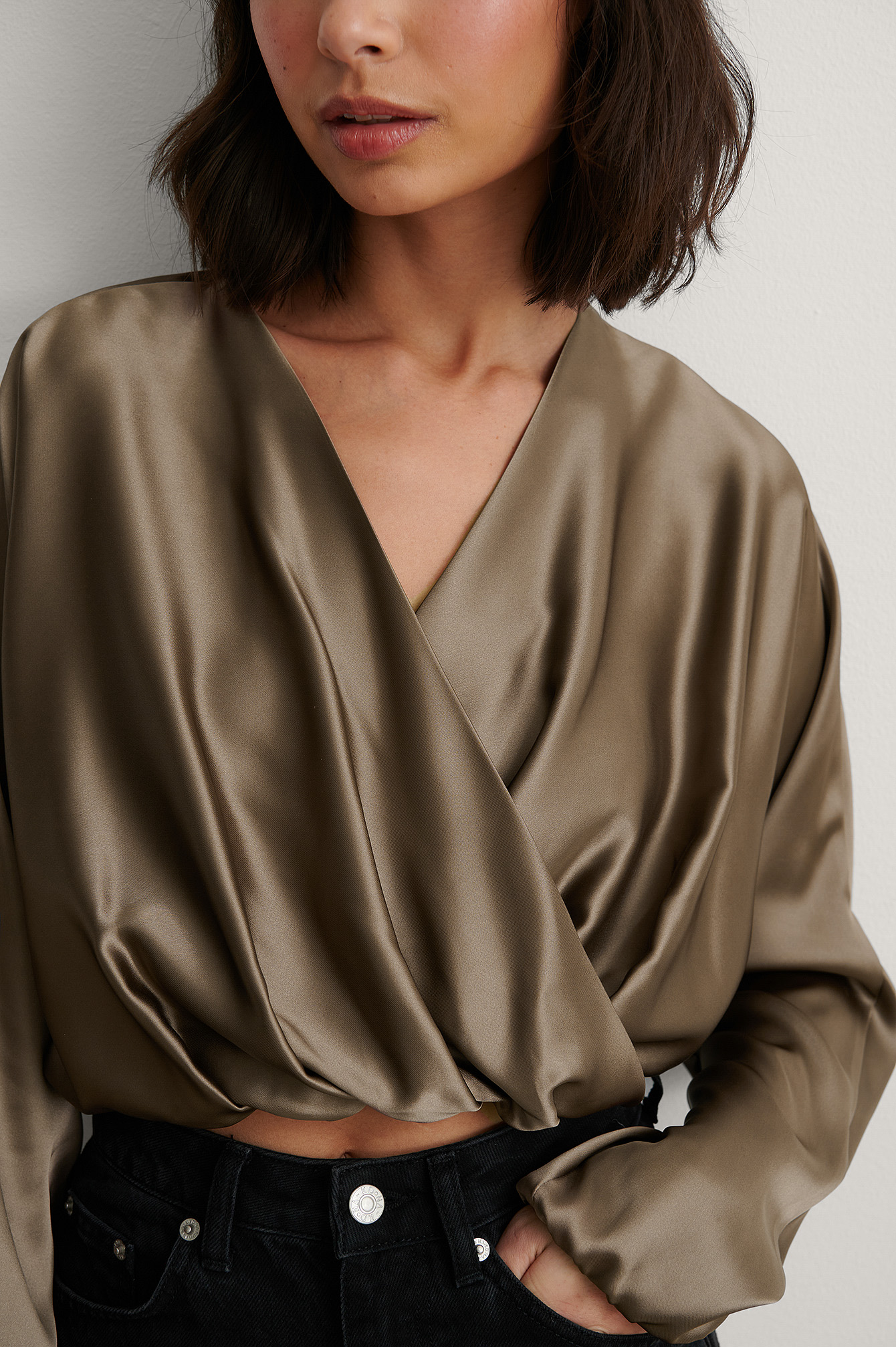 Recycelte Satinbluse Overlap Braun | na-kd.com