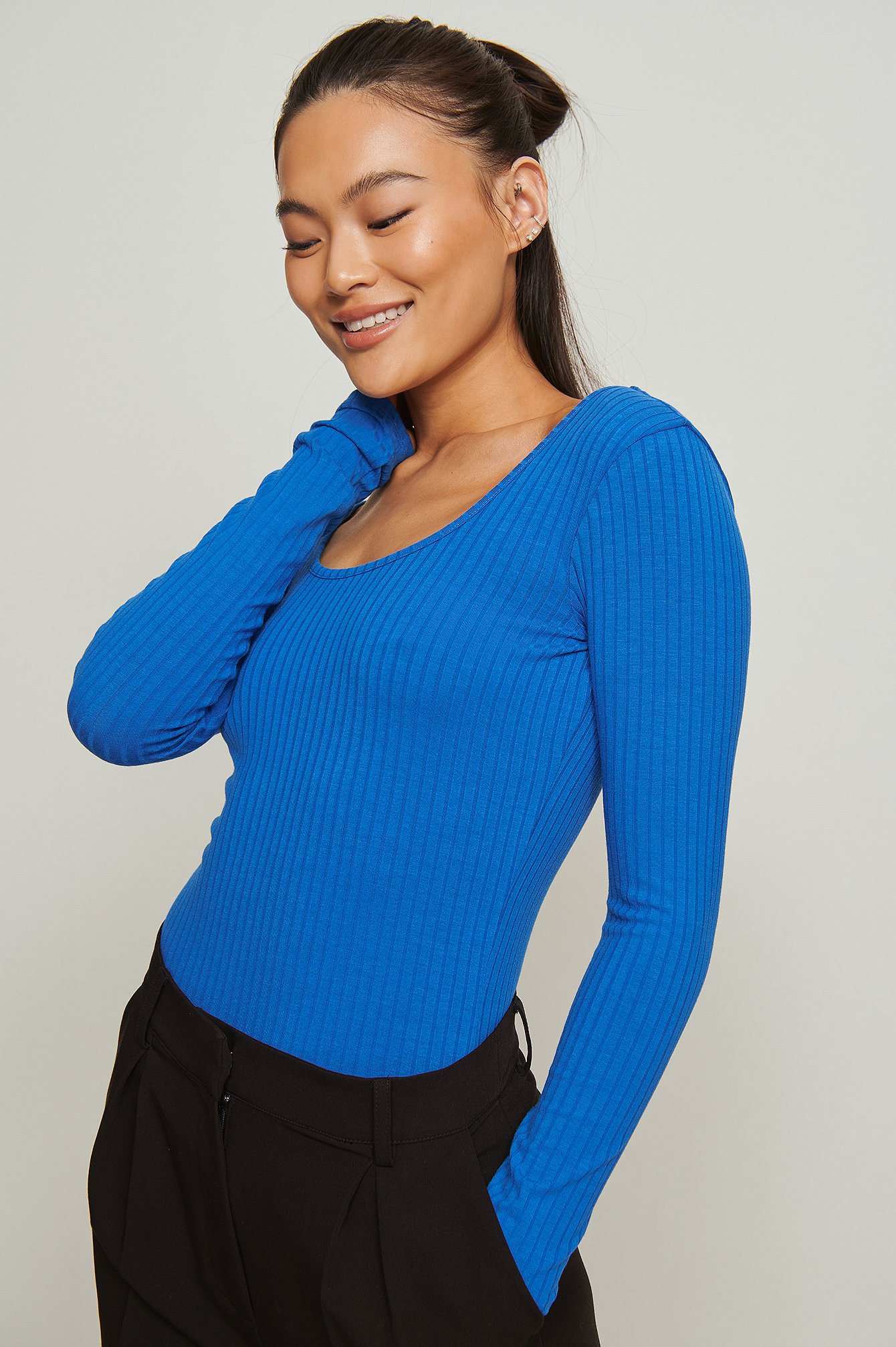 Deep Round Neck Rib Top Blue | NA-KD