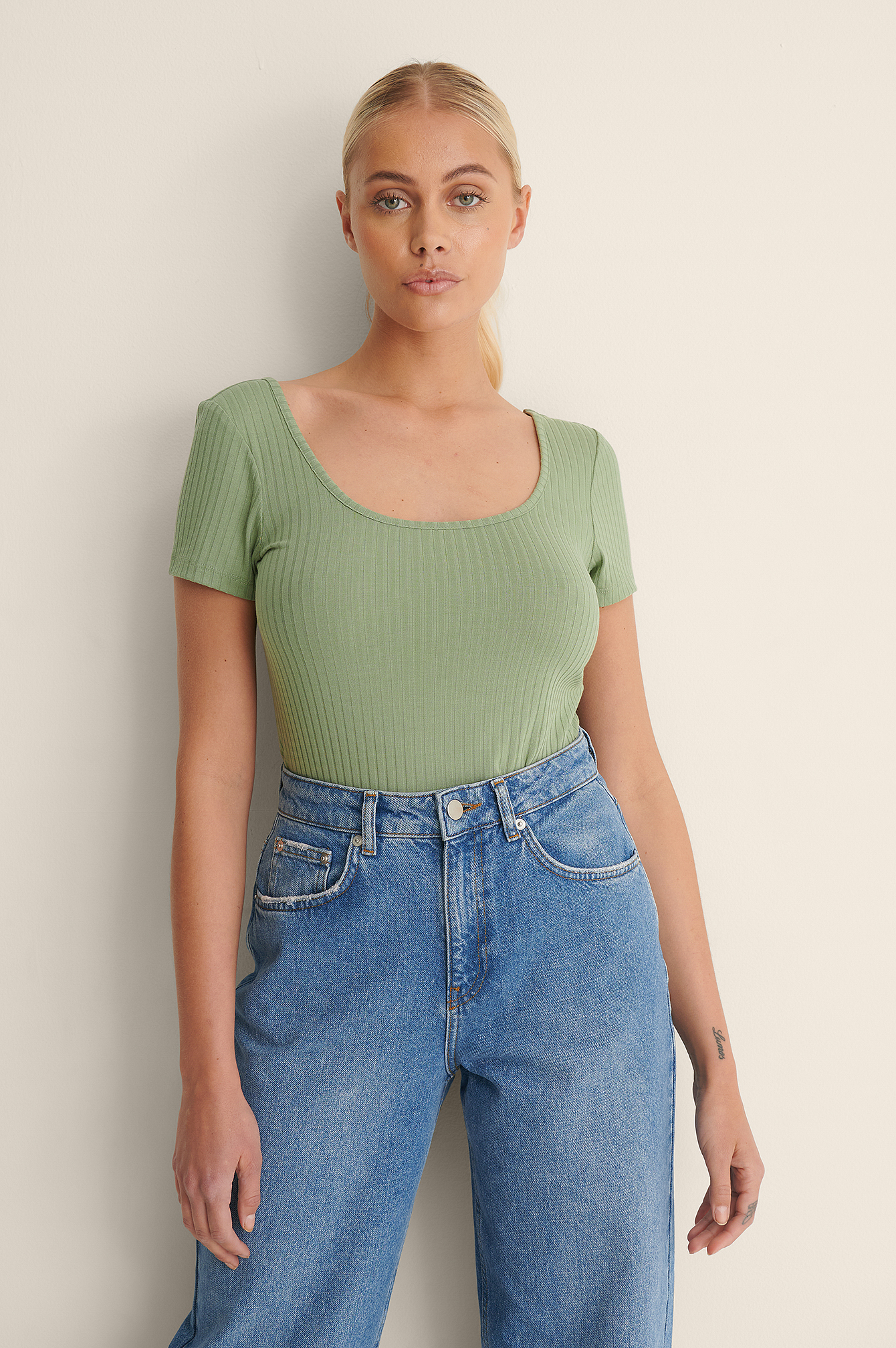 Deep Round Neck Rib Short Sleeve Top Green | na-kd.com